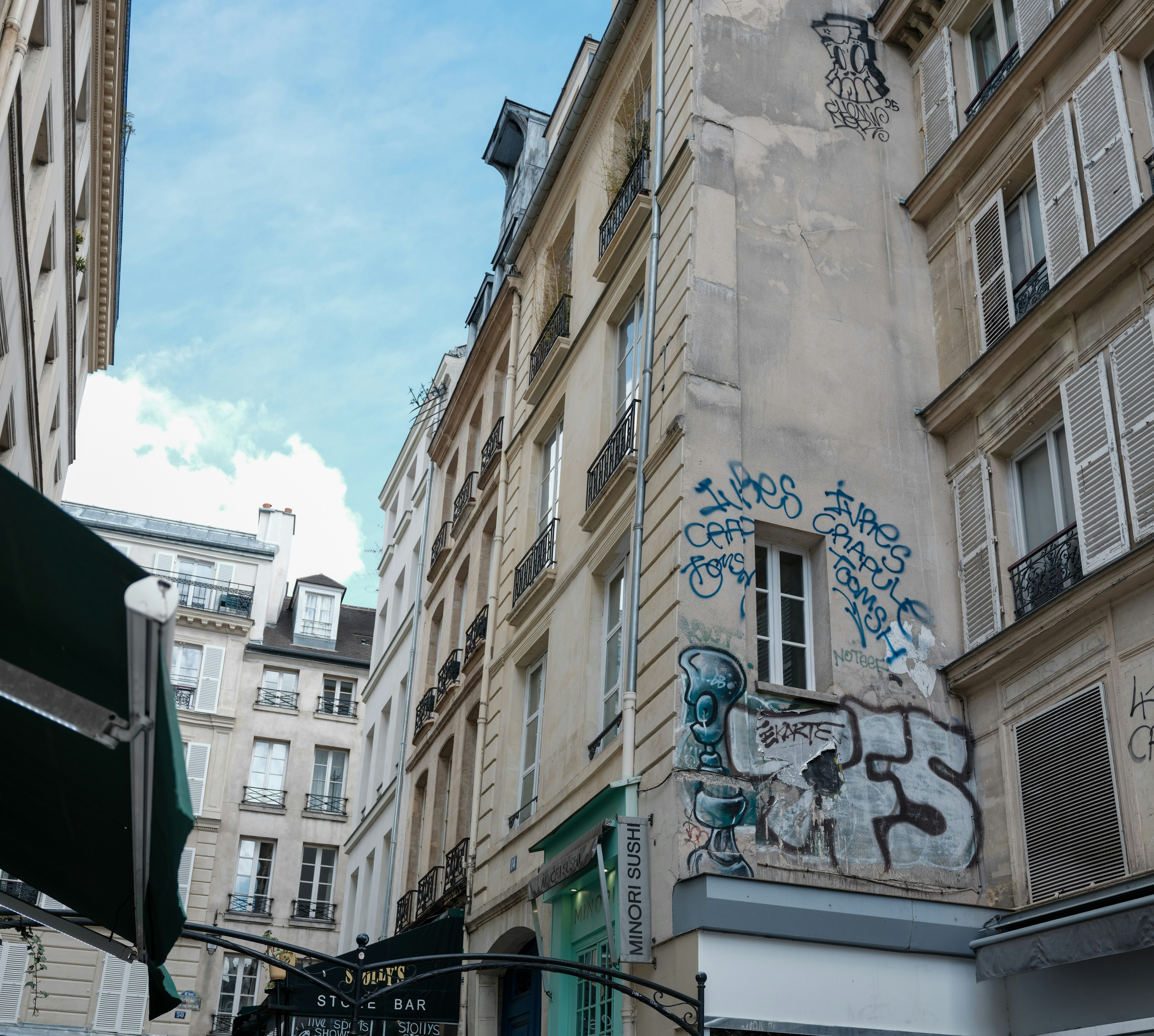 Urban Facade and Graffiti: A Parisian Street Scene Painted with Light
