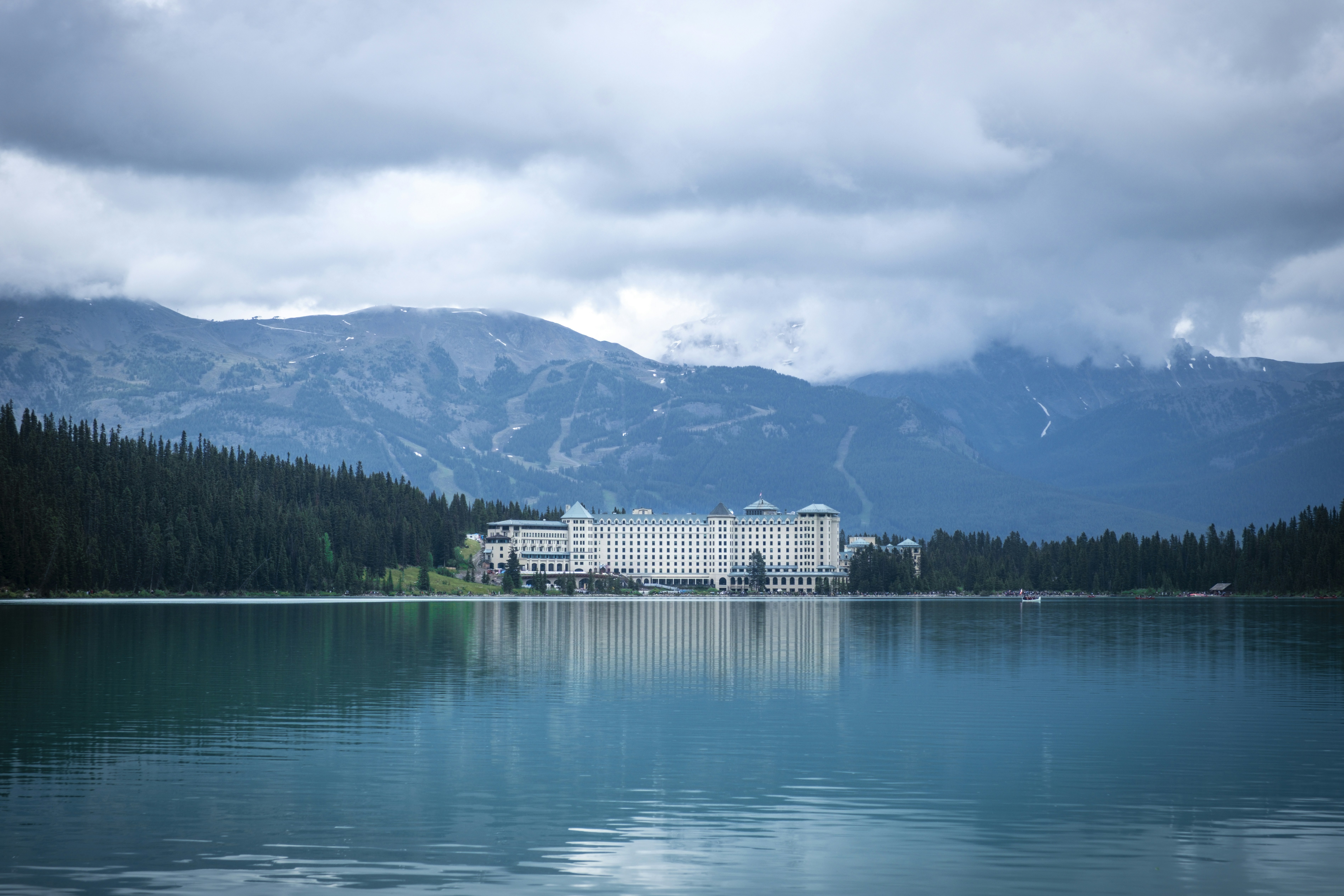 A Lakefront Retreat: Alpine Hotel Nestled by Tranquil Waters