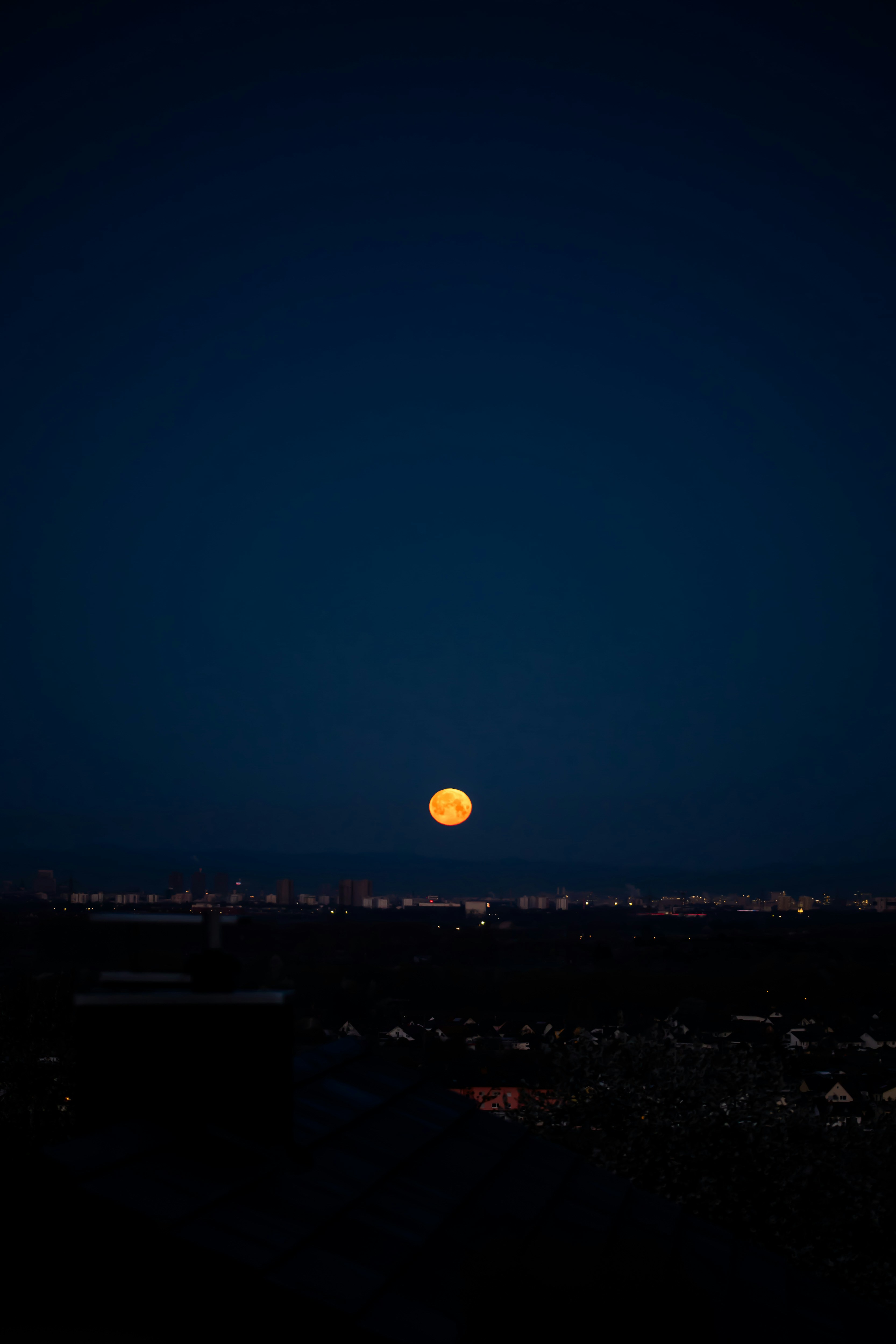 Horizontal Moonrise over a Quiet Horizon