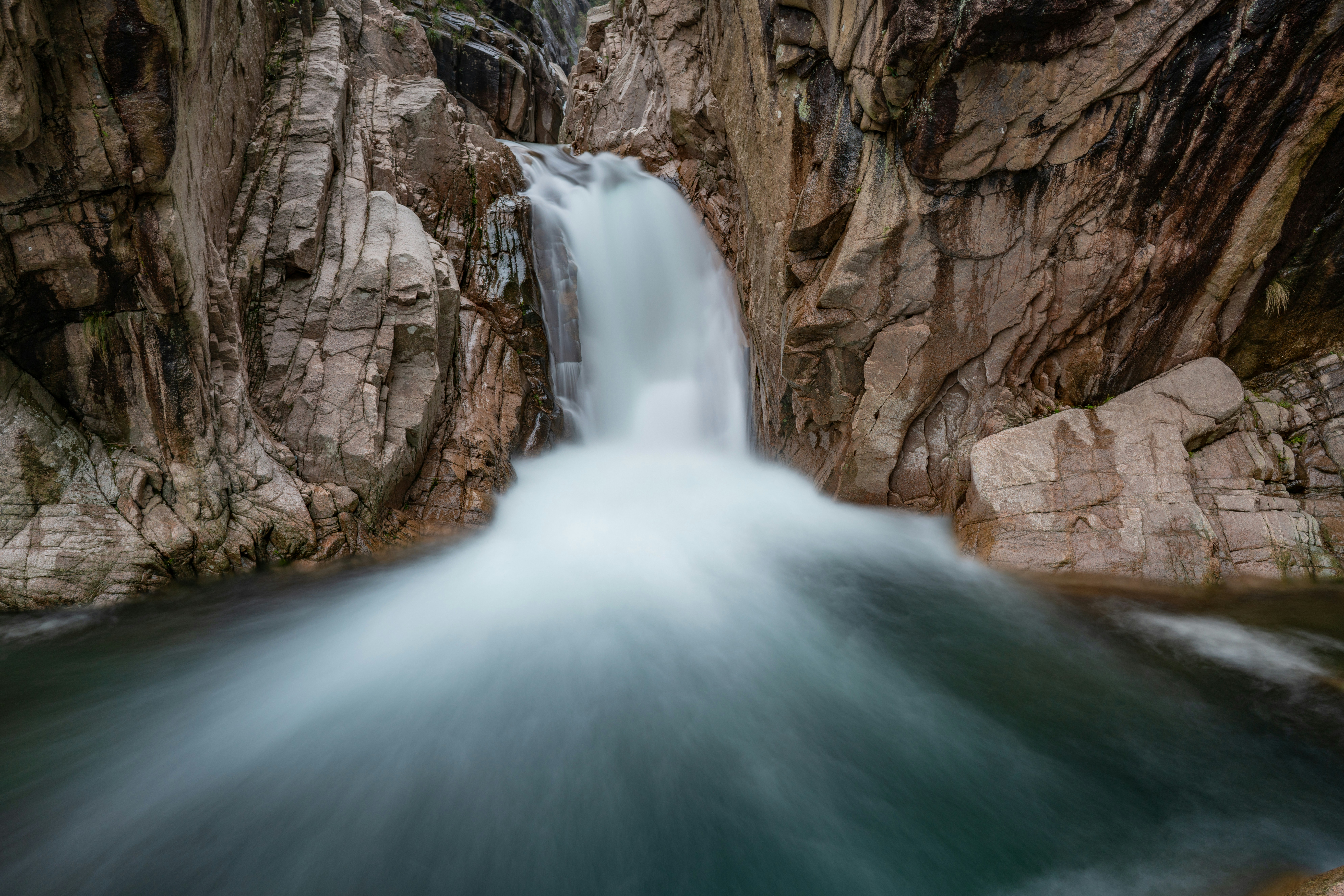 Cascade Between Stone Walls: A Quiet Flow Captured in Motion