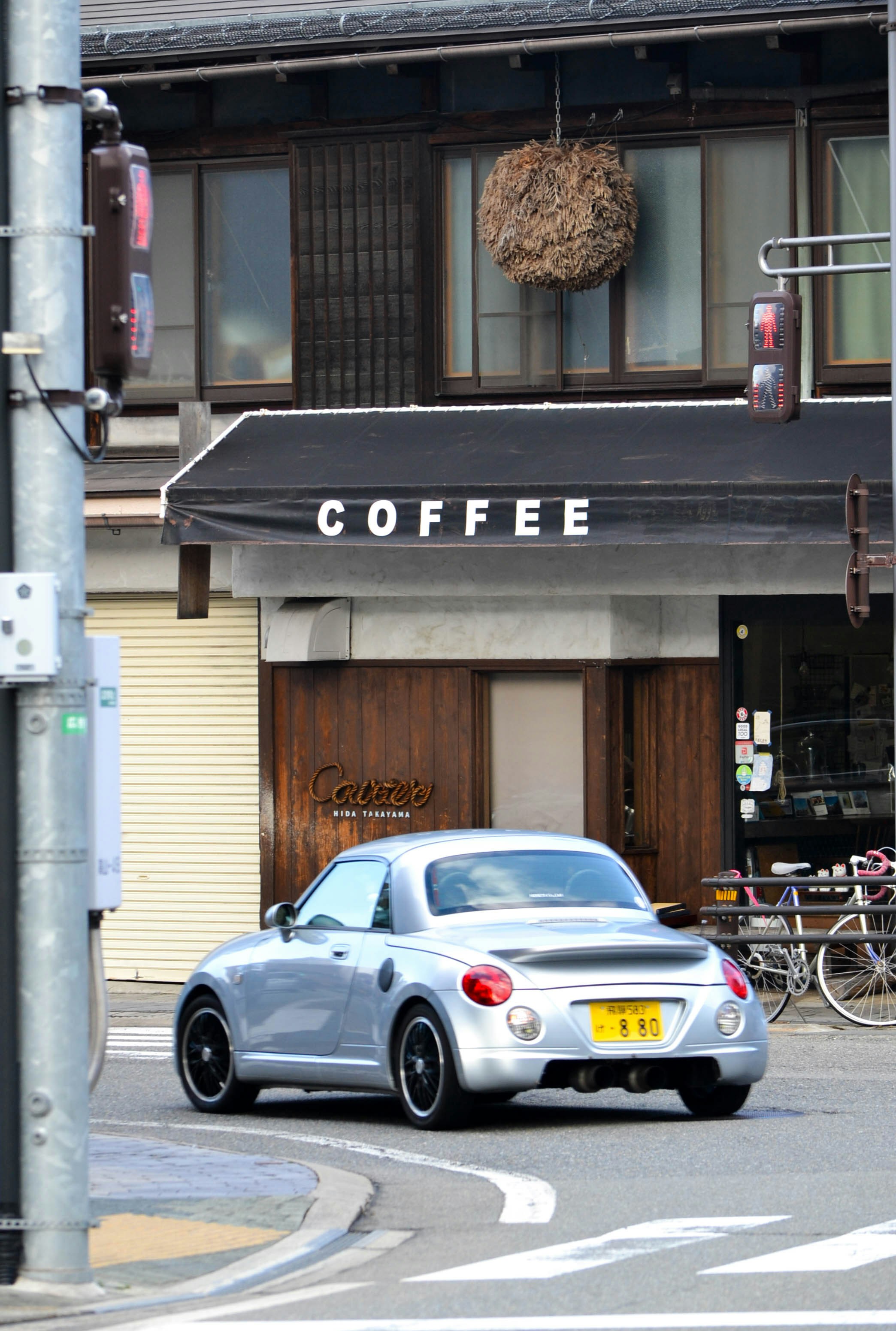Coffee Run: A silver street‑car and a vintage twist beneath the storefront