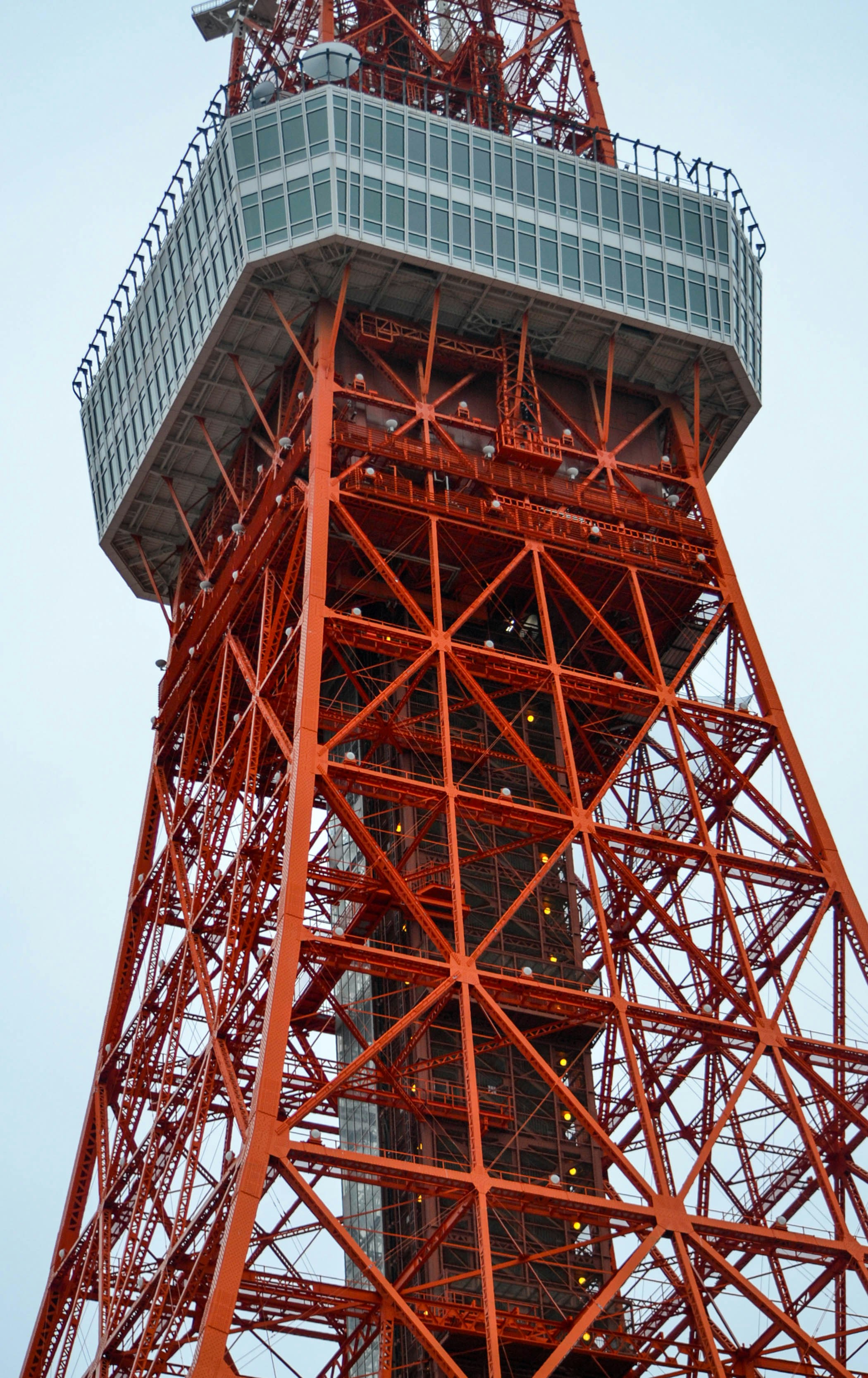 Towering Red Lattice: The Tokyo-Red Structure Reaching Skyward