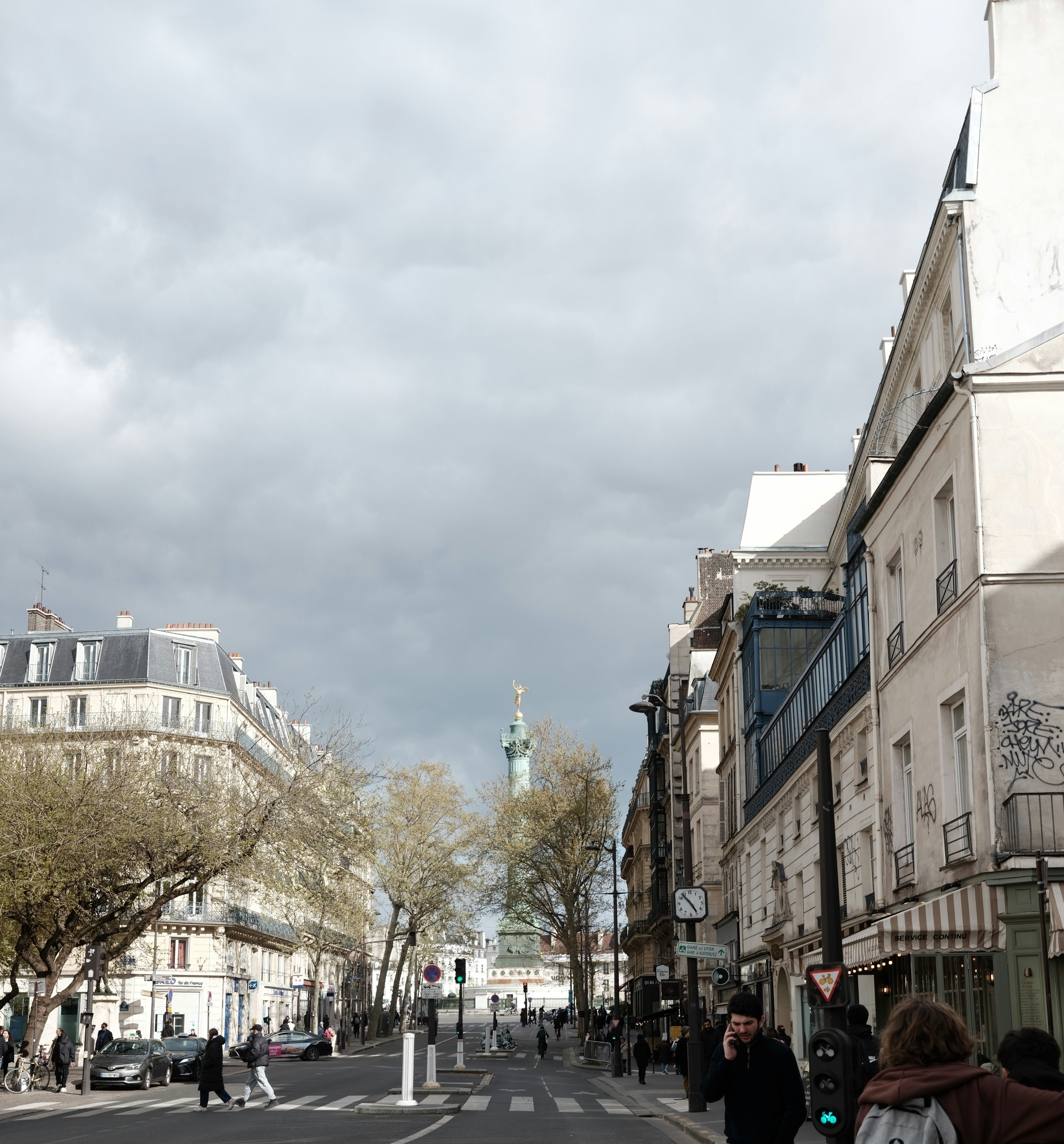 City Avenue Toward the Statue