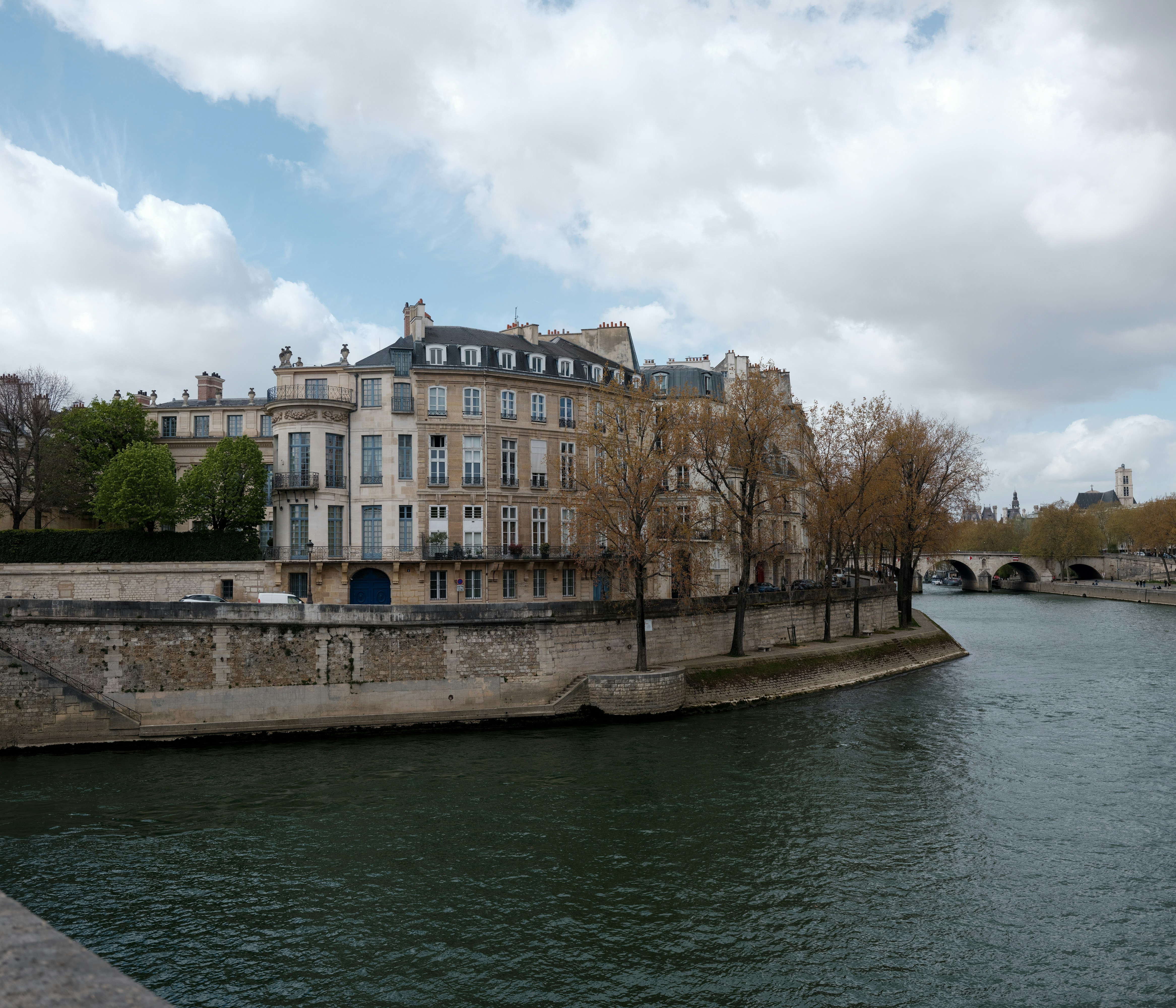 The Riverbend House: Parisian Riverside in Soft Autumn Light