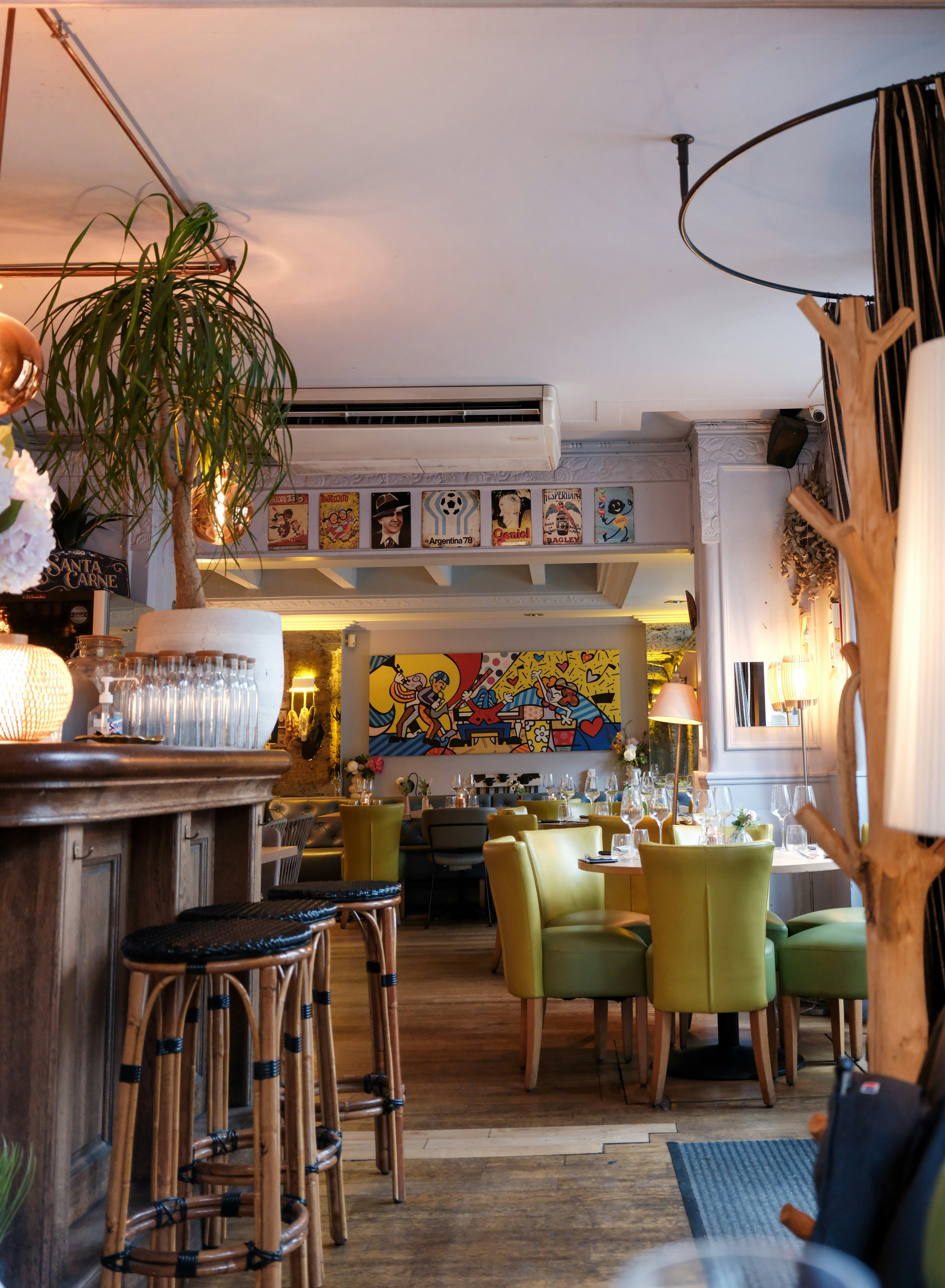 Pastel Café Ambience: Colorful Art, Warm Lights, and a Broad Dining Hall