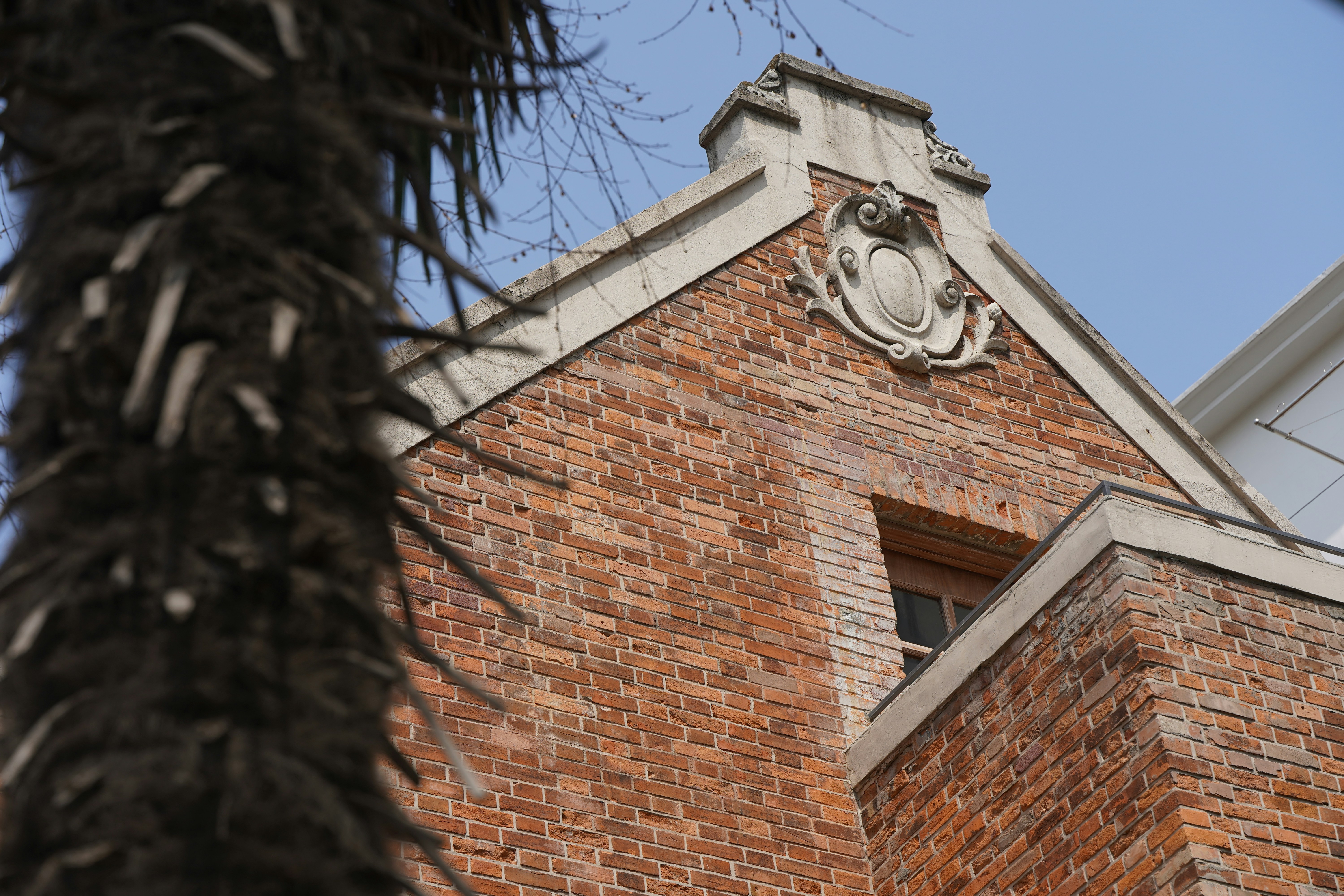 Brick Facade Crest: A Cornered View of Architectural Detail