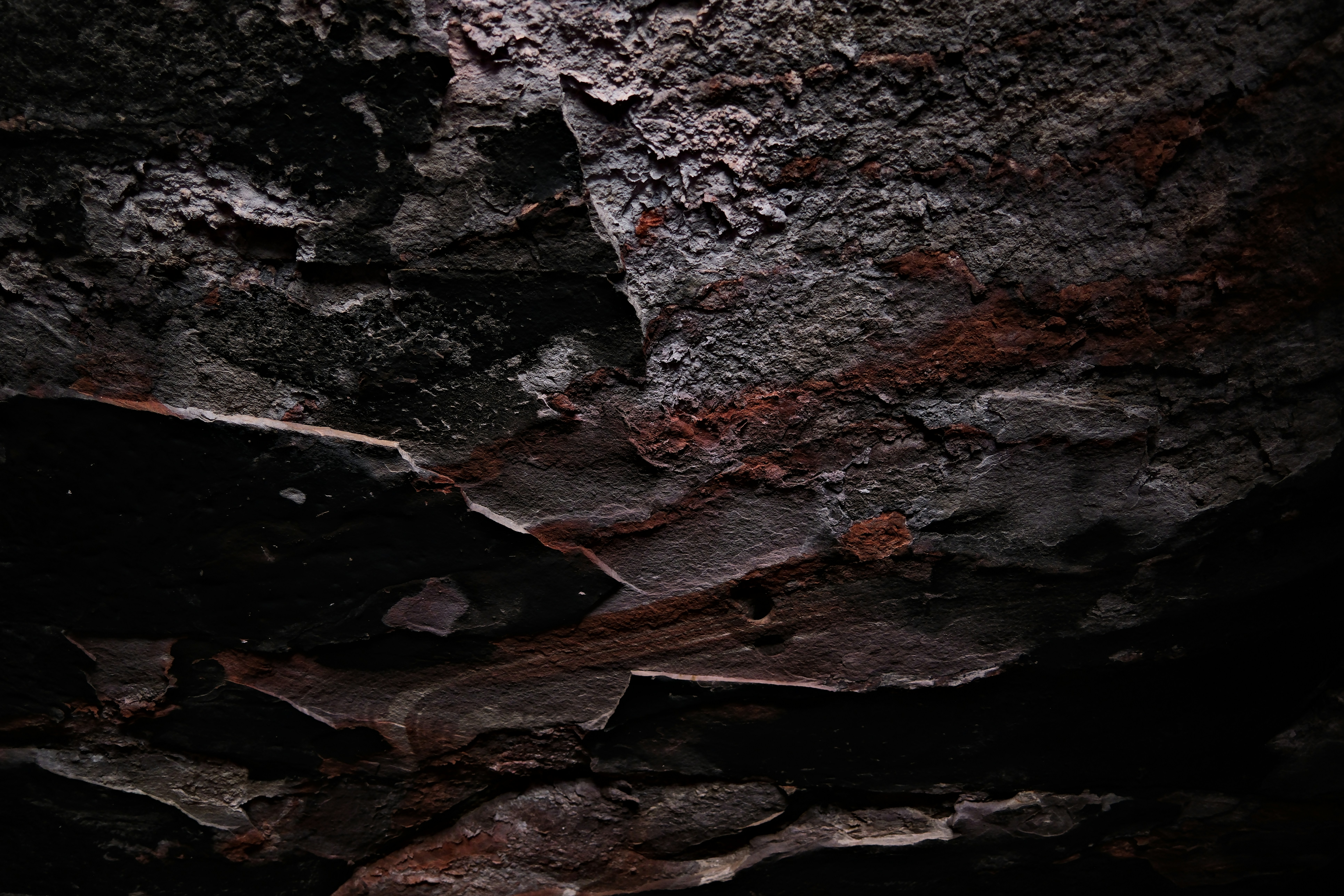 Basaltic Quiet: A Close-Drawn Vein of Dark Rock