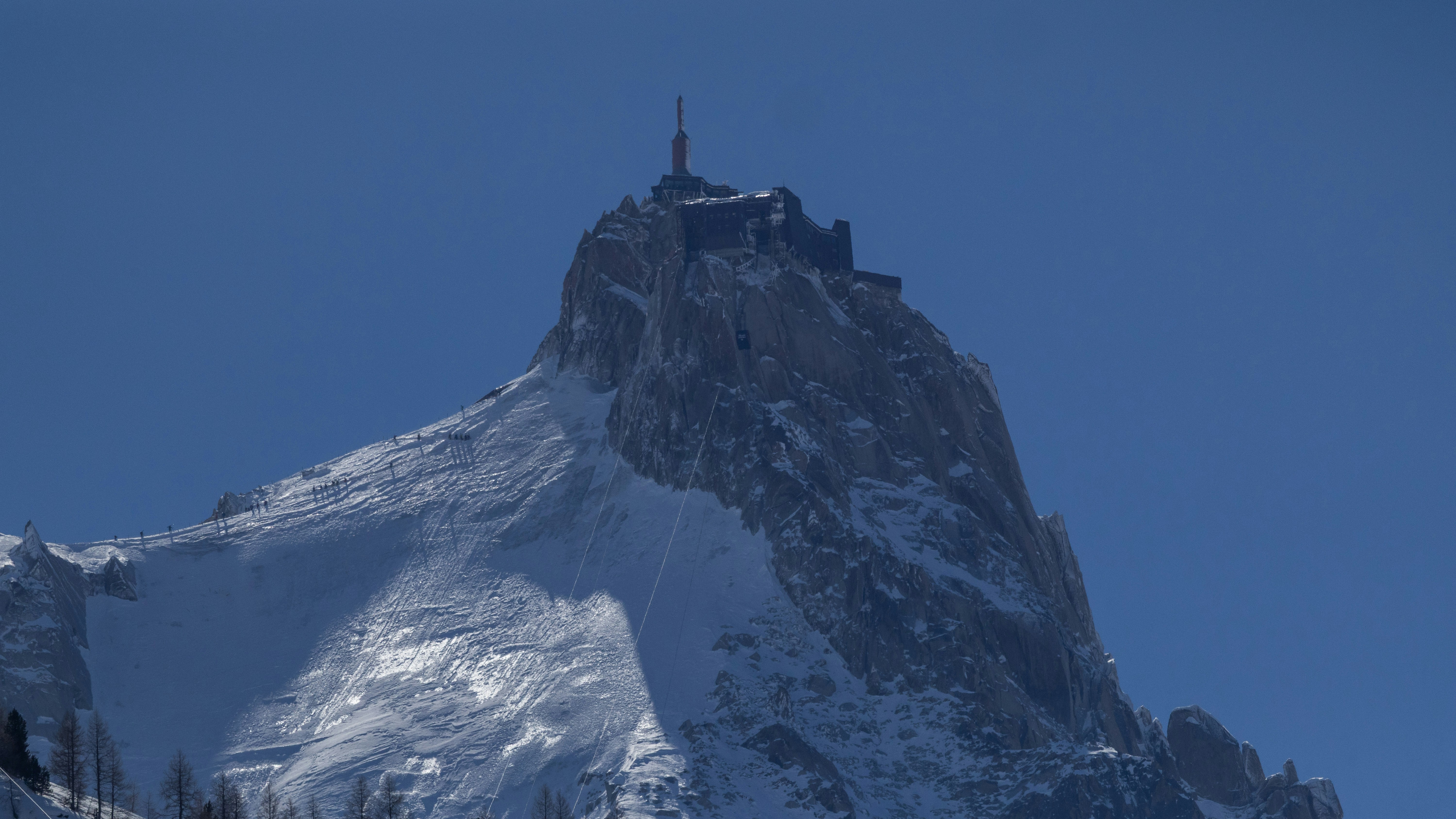 Peak Crowned with a Silent Signal