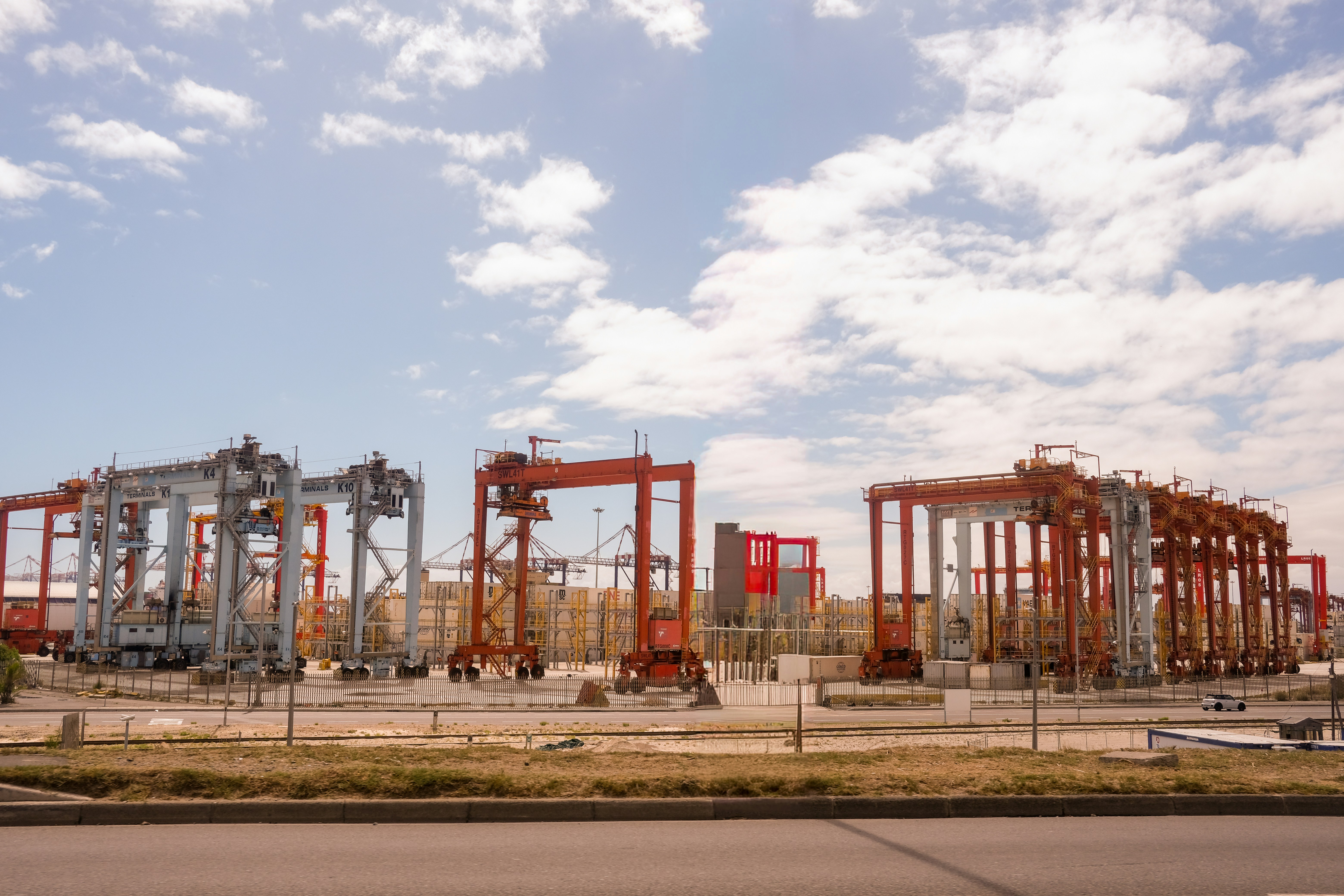 Industrial Horizon: Steel Frames Rise Over a Desert-Open Site