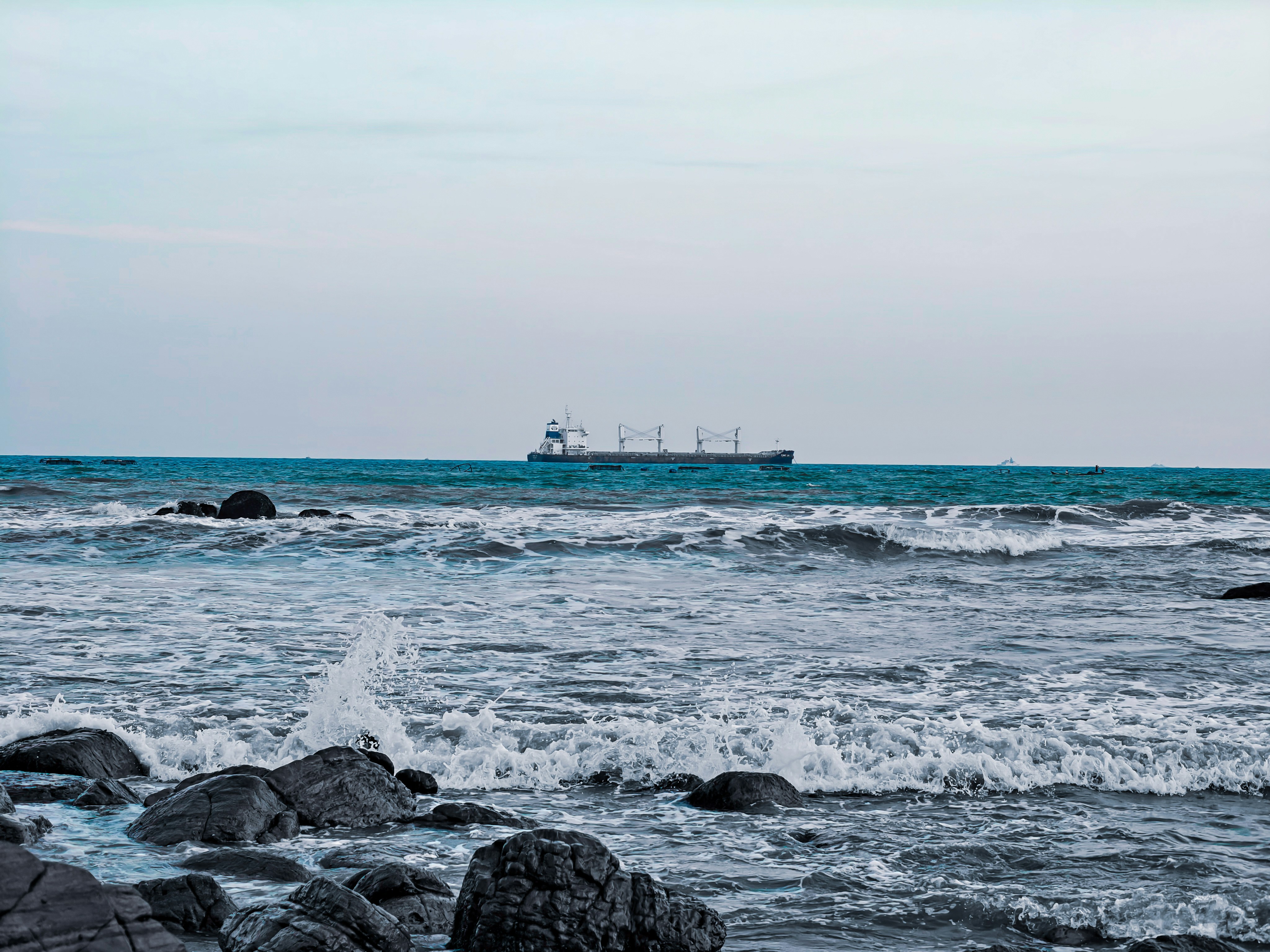 Coastal Horizon: A Quiet Seascape with Rolling Breakers