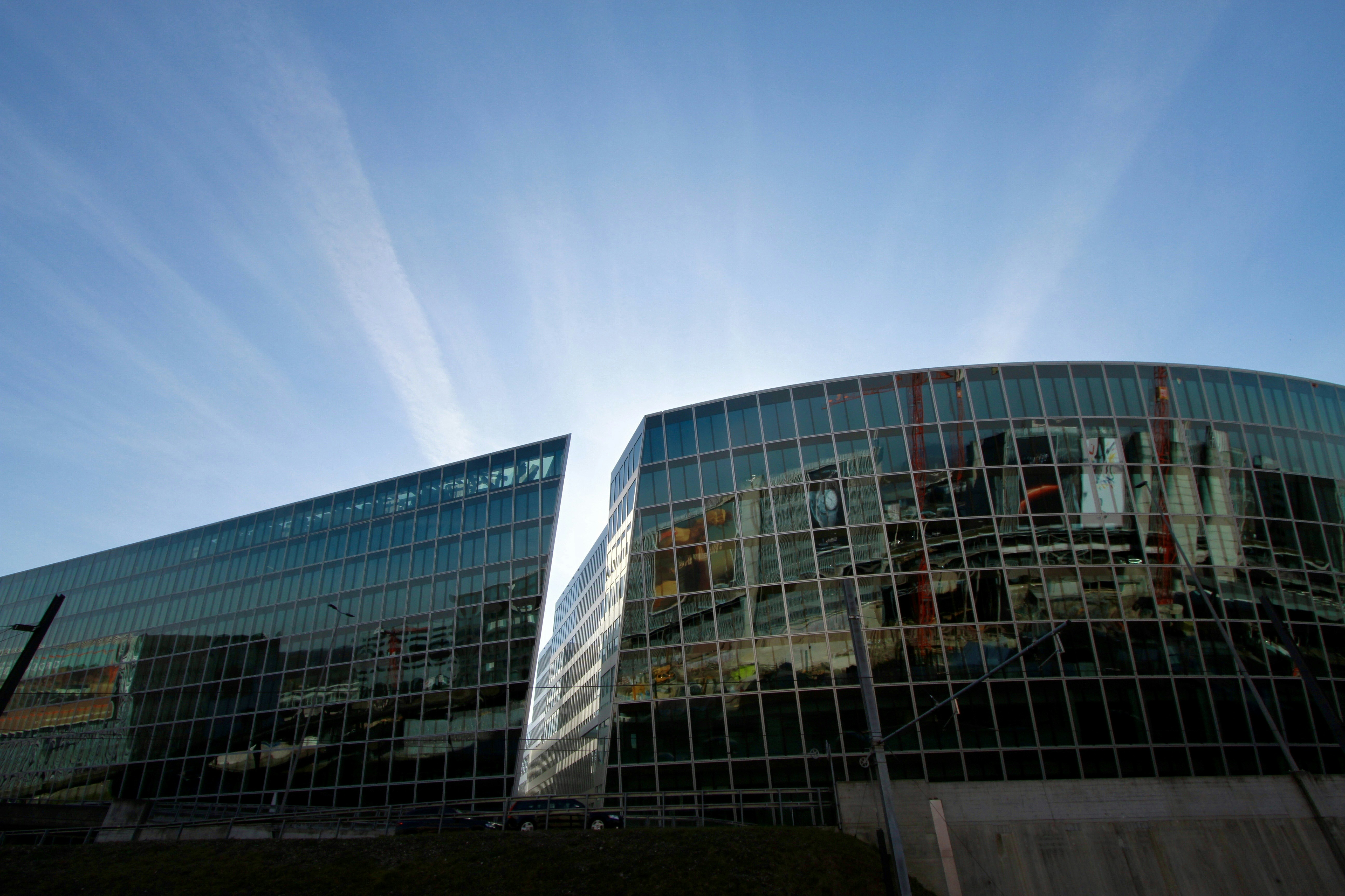 Glass Facade Atelier: Reflections and Ridges Beneath a Bright Ridge
