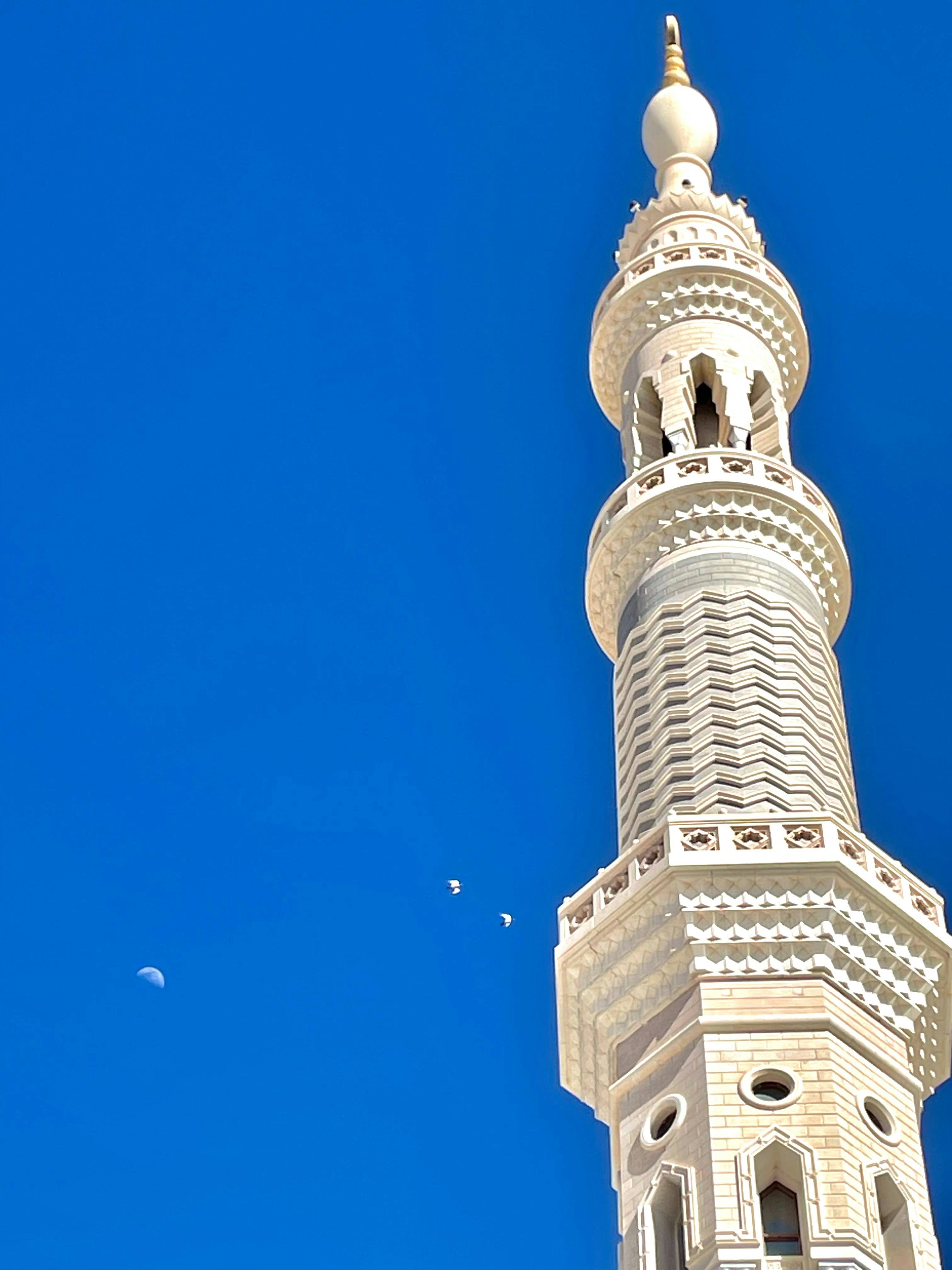 Cerulean Spire: A White Minaret Reaching into a Clear Sky