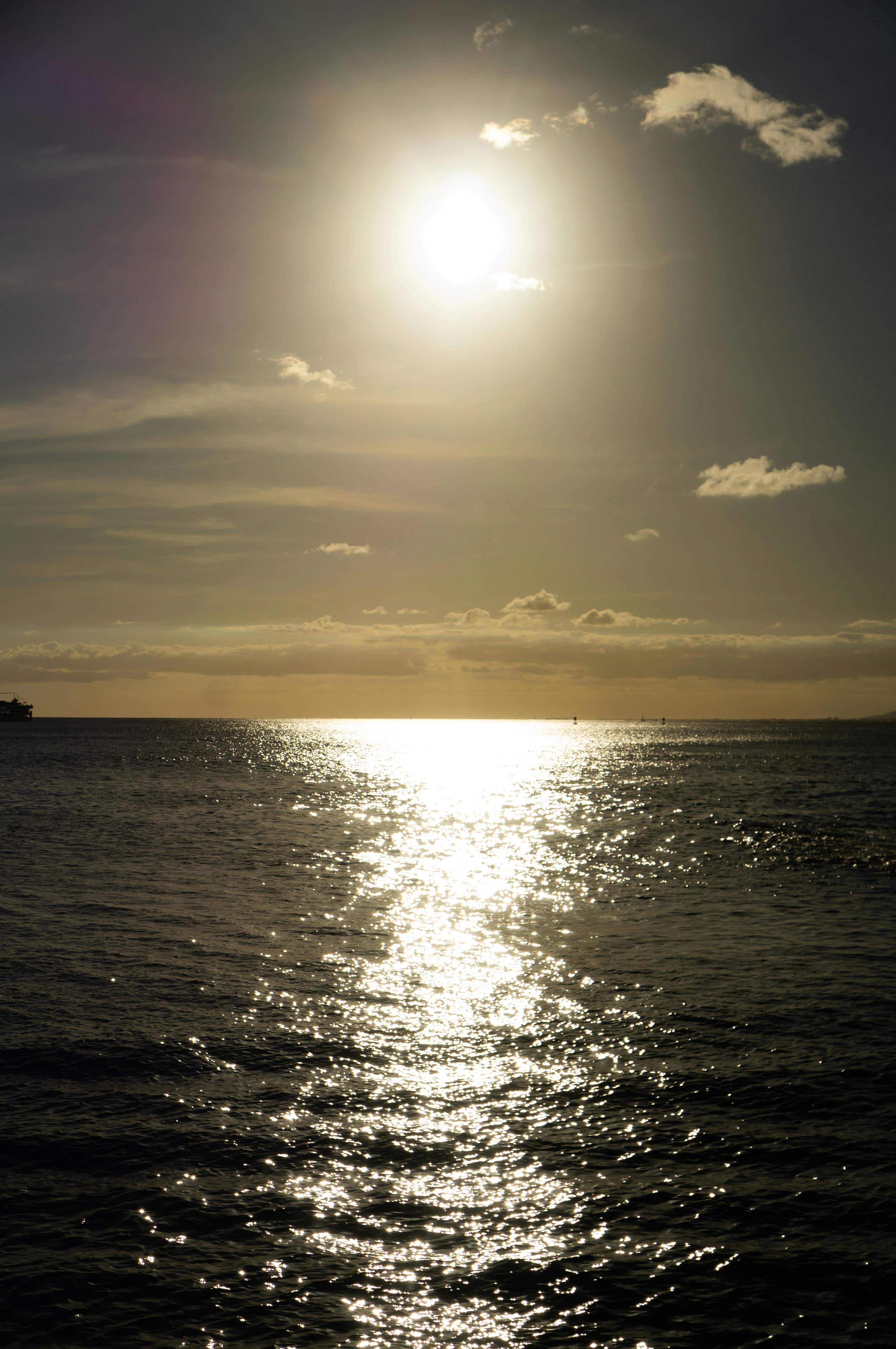 Sunlit Horizon: A Quiet Ocean Drenched in Golden Light