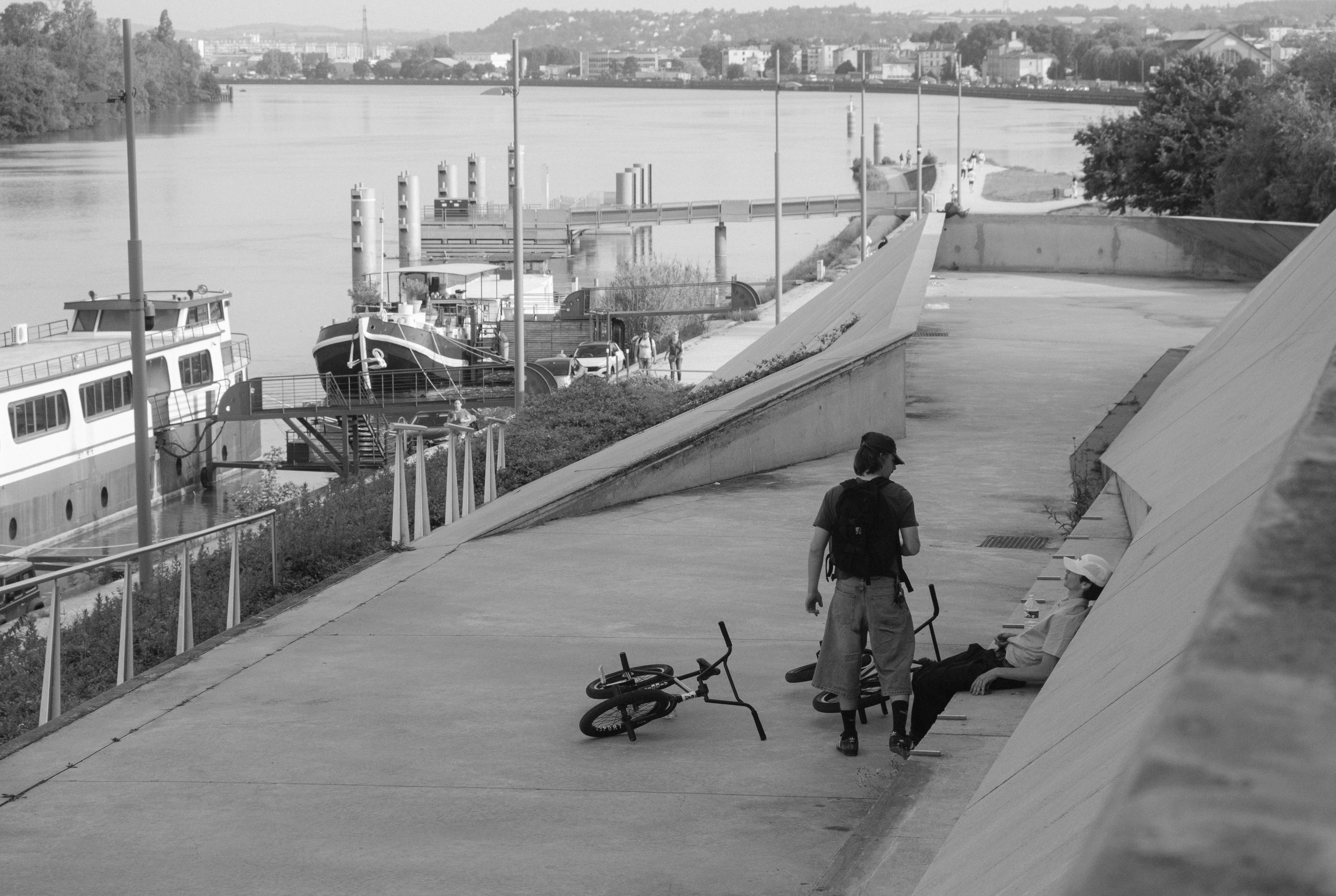 On the Dockwalk: a lone rescuer at the edge of the river