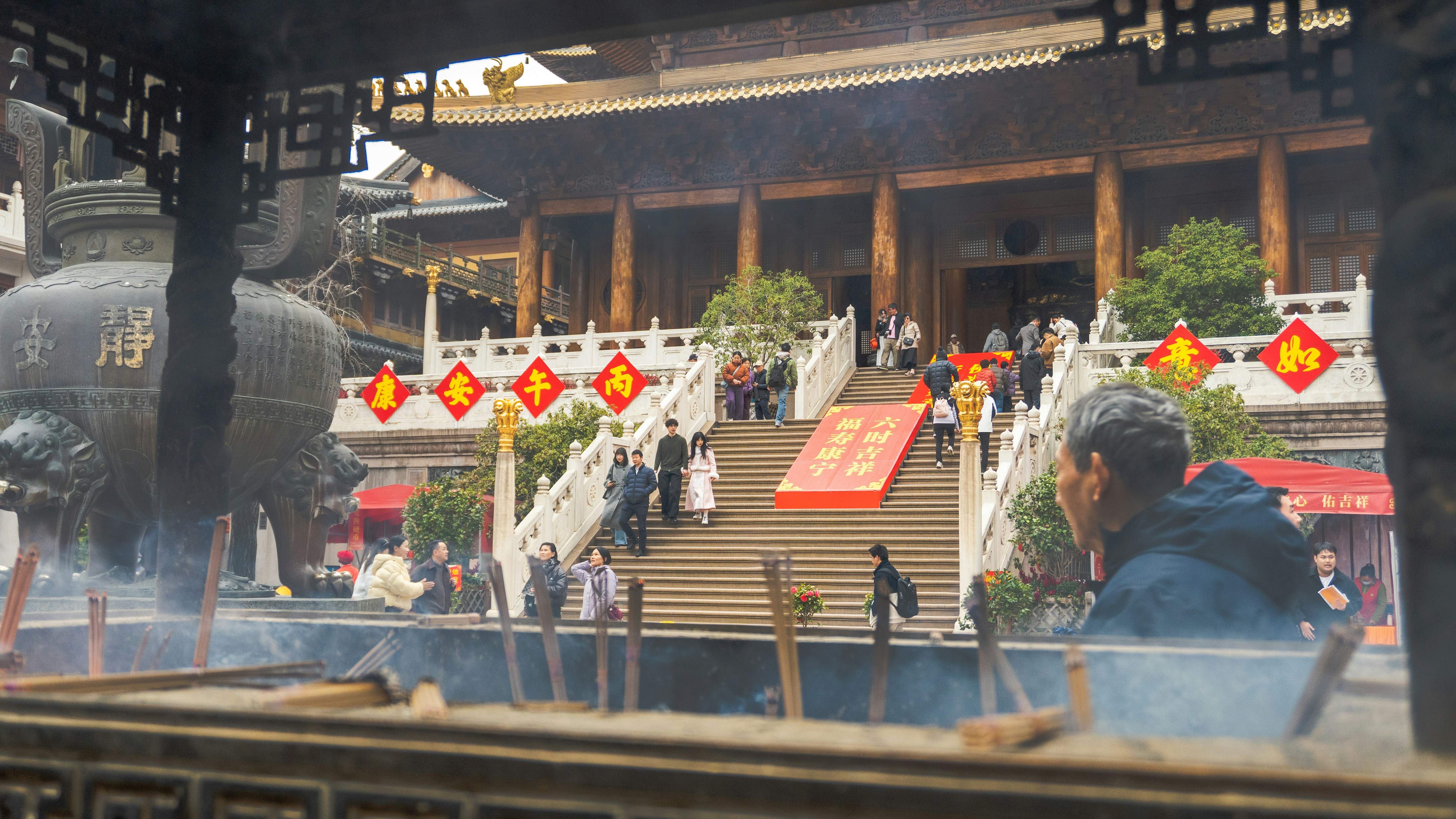 Temple Courtyard Echoes: A Scene Framed by Steps and Lanterns