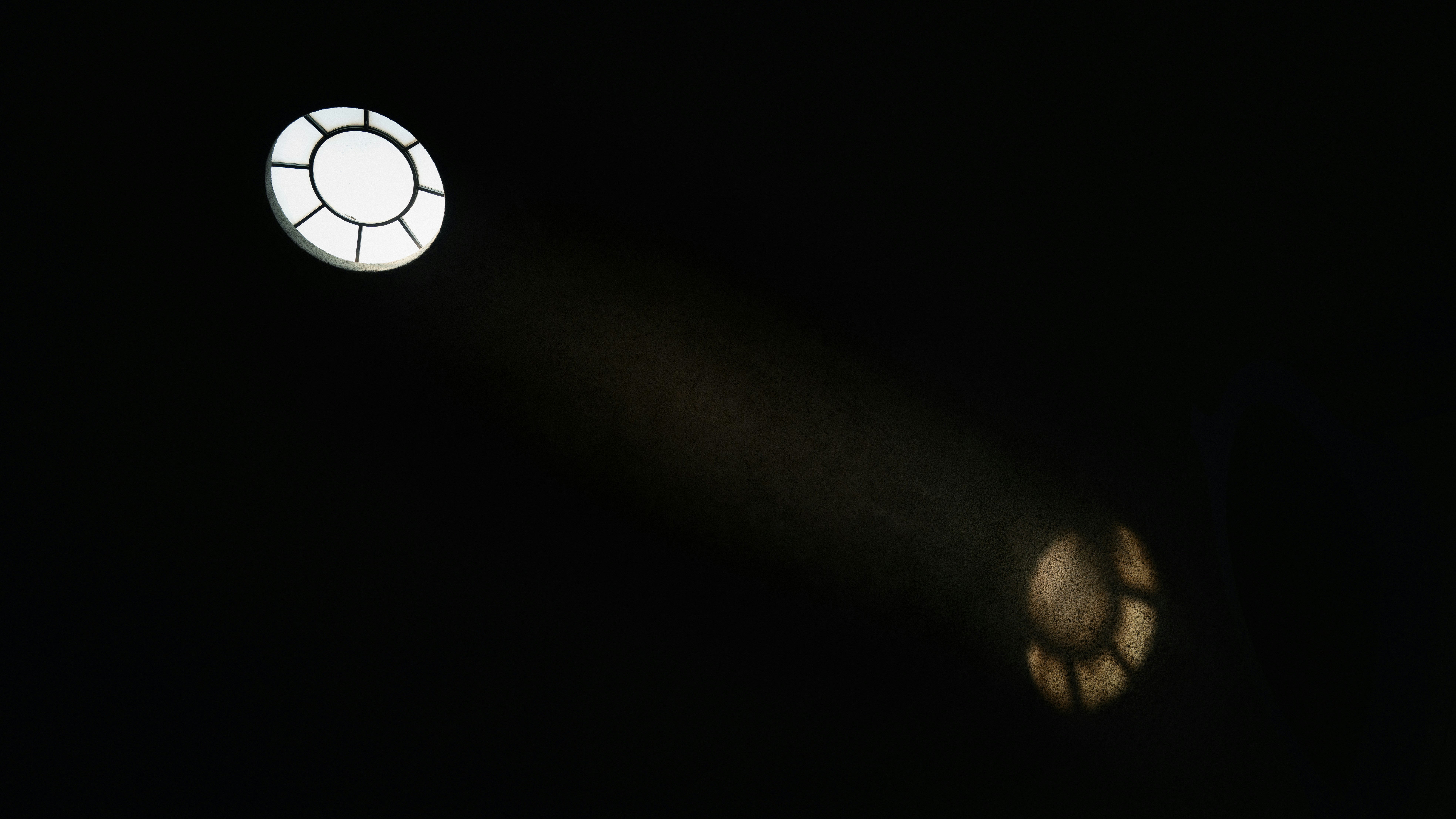 Glimmer at the Edge: Circular Light Source in the Dark Room