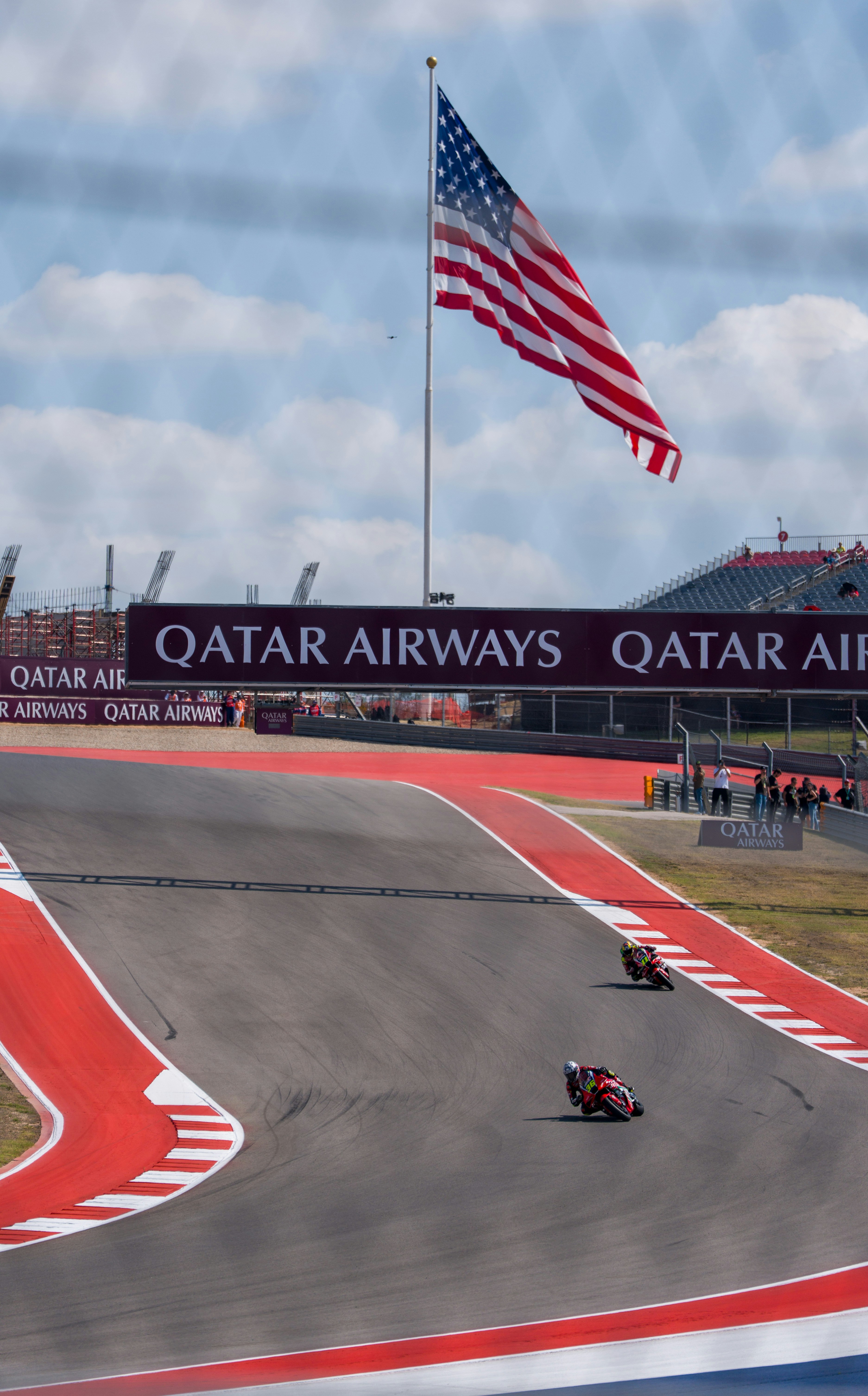 American Flag Over the Circuit: Sprinting Lines and Qatar Airways Banner