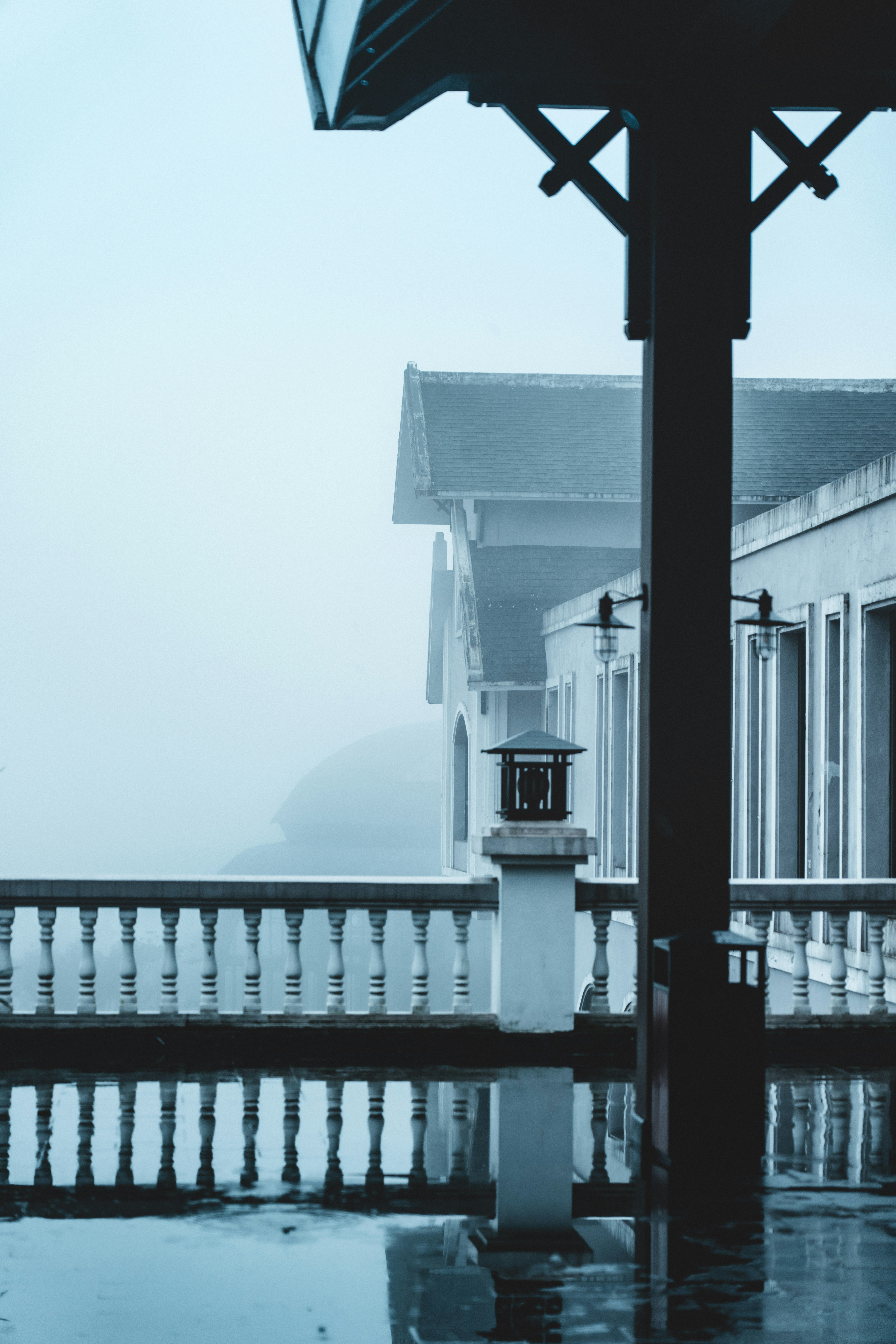 Mist over the Terrace: A Quiet Ocean View Through Architectural Lines