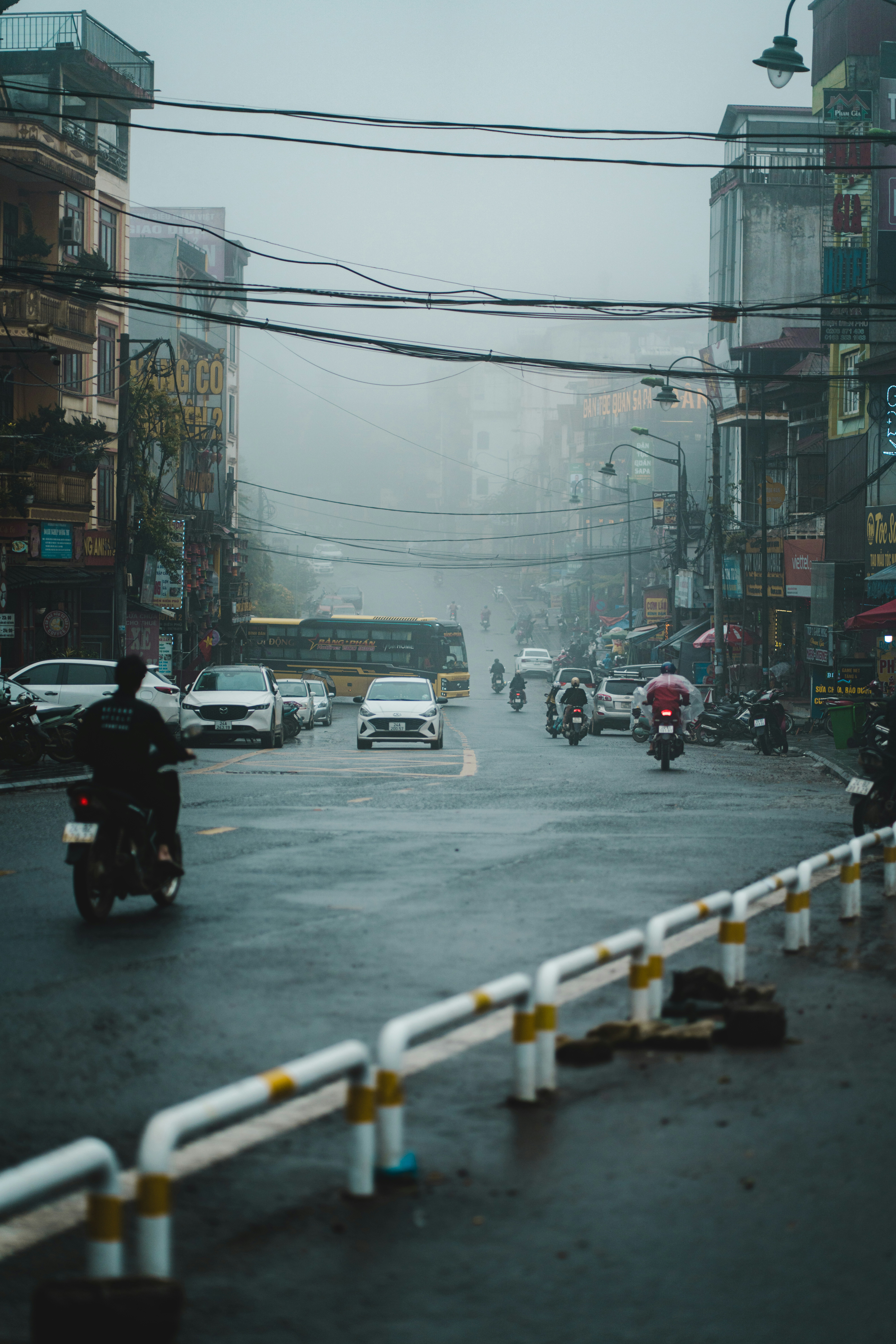 Arrival in the Hazy Street: Neon, Wires, and Rain