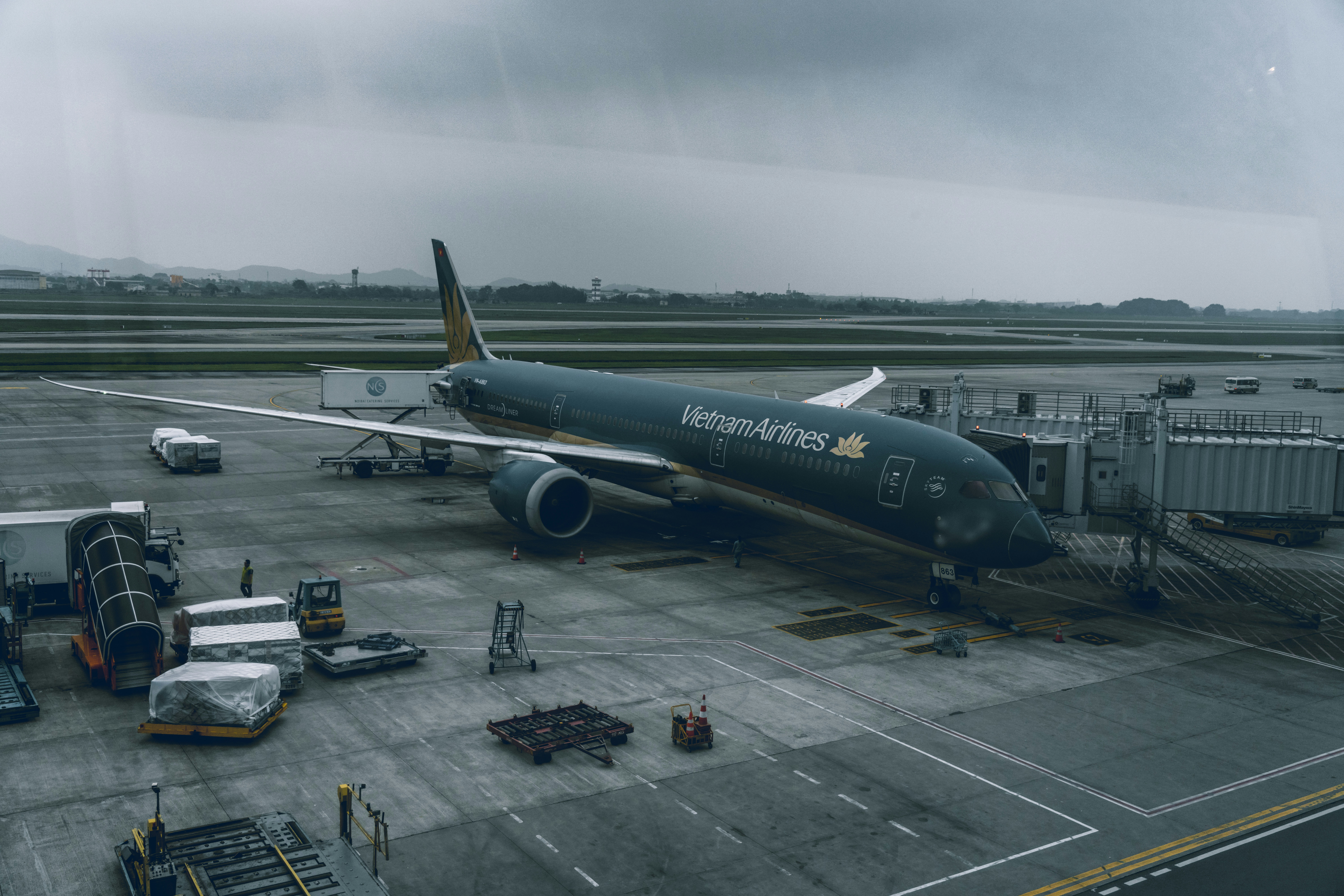 Vietnam Airlines Dreamliner at the Gate: A Quiet Airport Afternoon