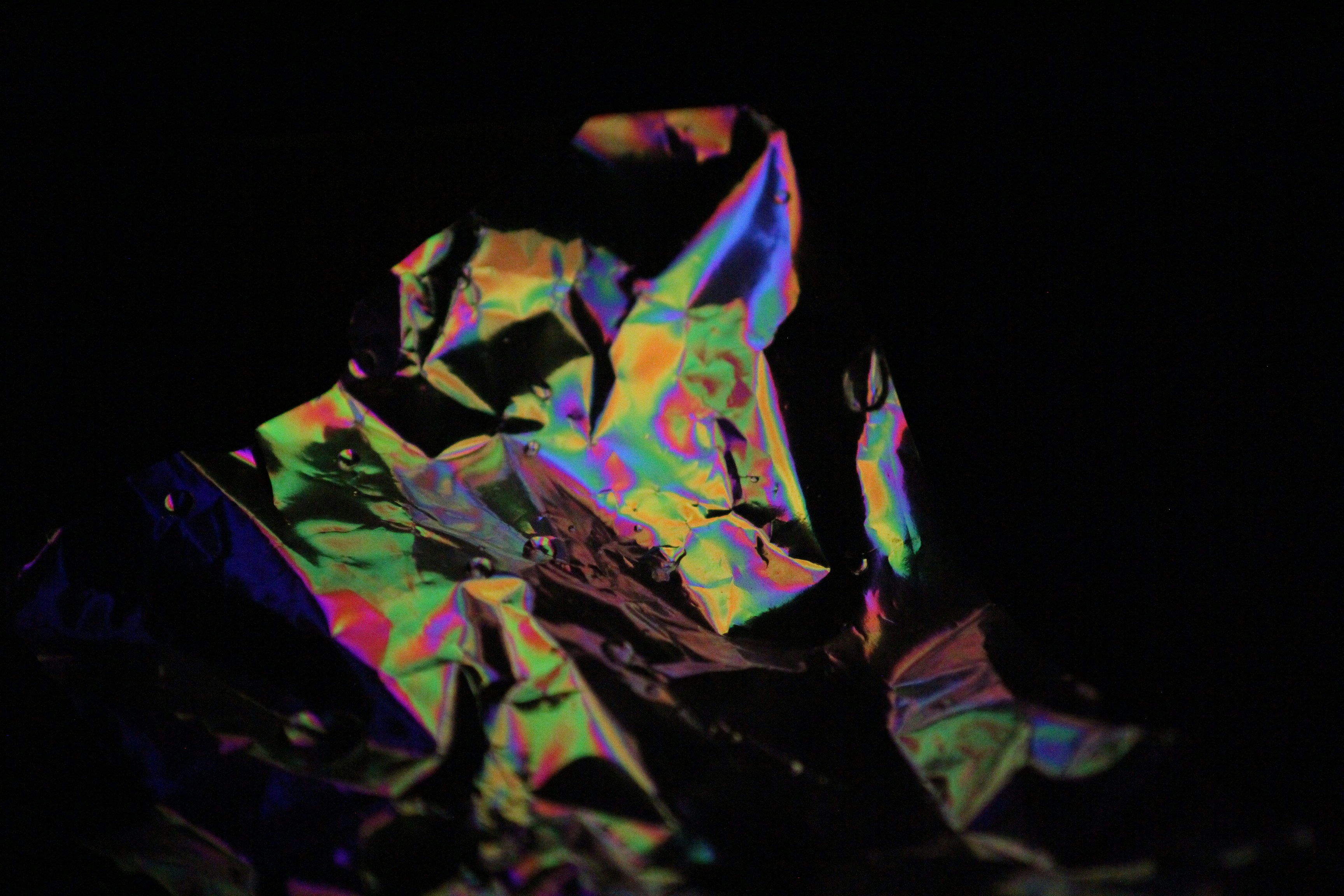 Chromatic Crystals in Darkness