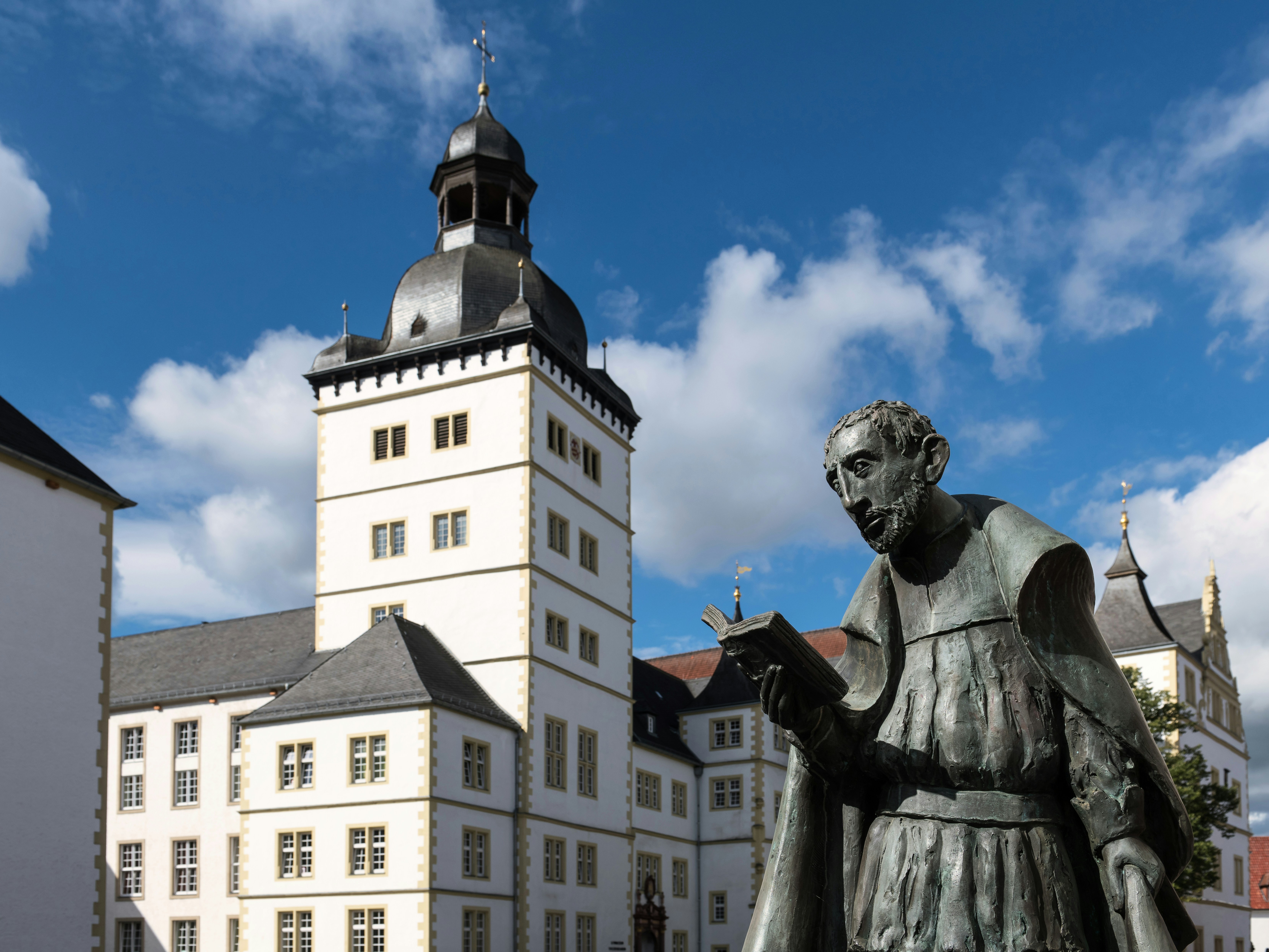 Statue at the Forecourt: Reading the Past Before a Baroque Tower