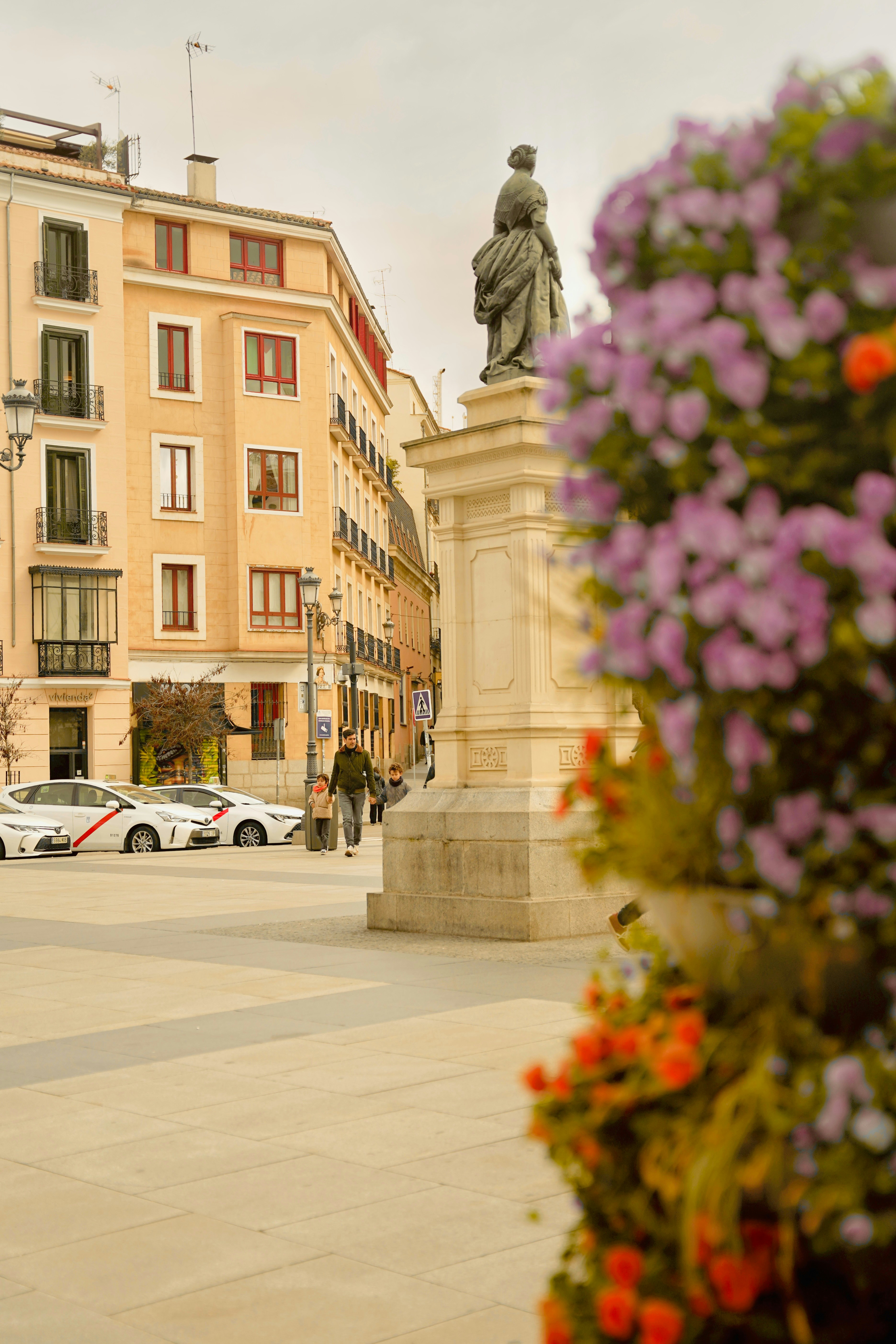Pedestrian Arc Around a City Monument