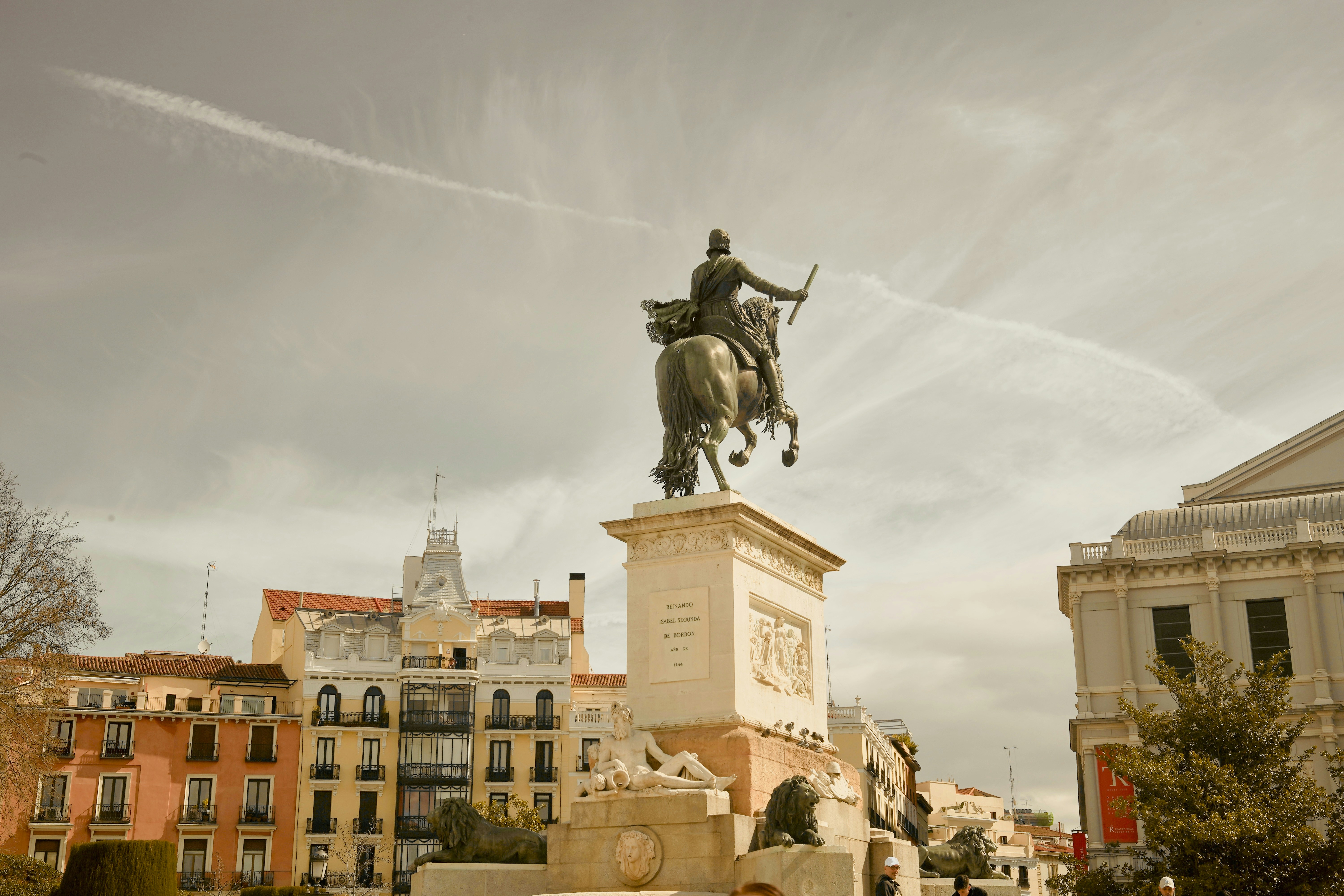Equestrian Treasure: A City Statue Reaching Toward the Sky