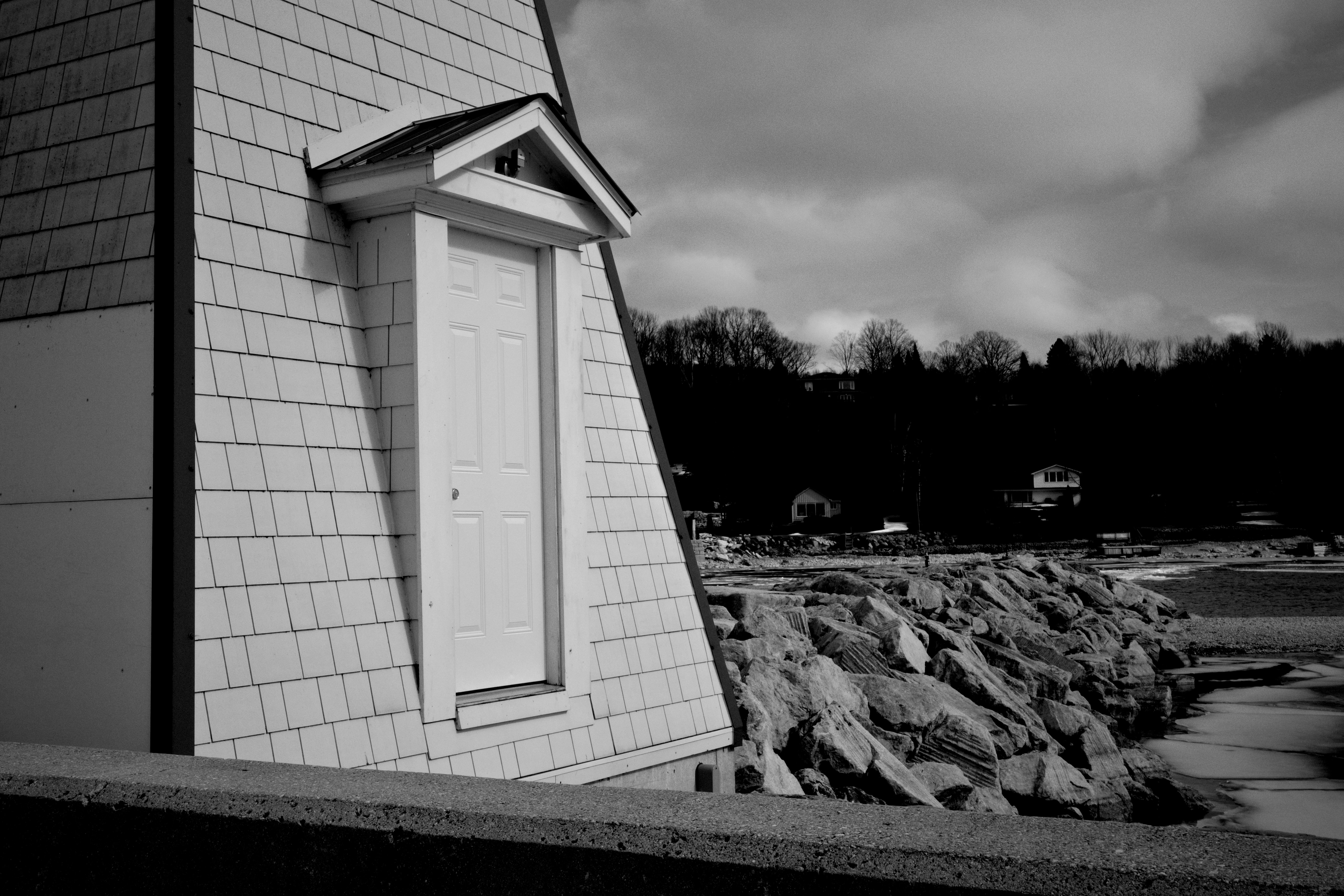 A Quiet Seal of Shoreline Architecture