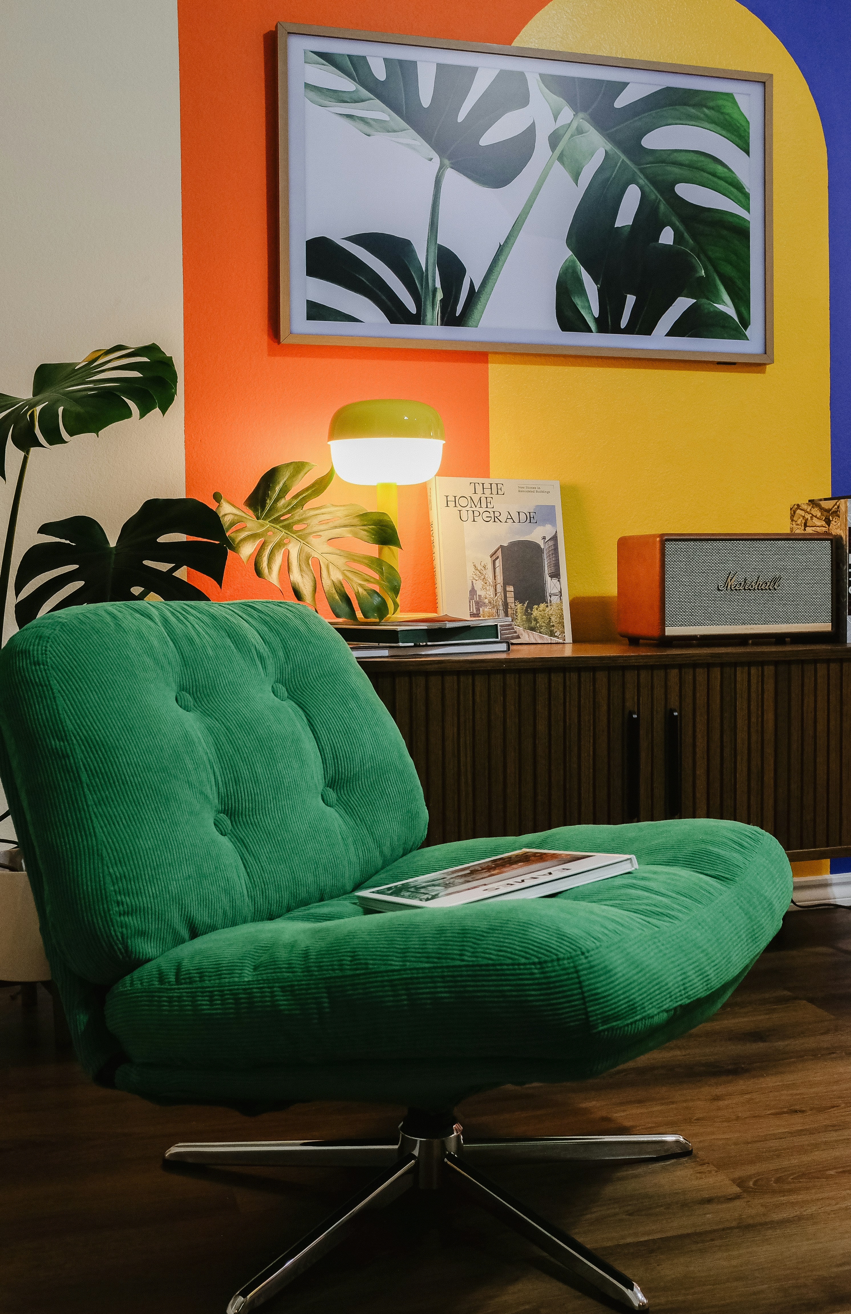 Emerald Welcome: A Retro-Chic Living Room centerpiece