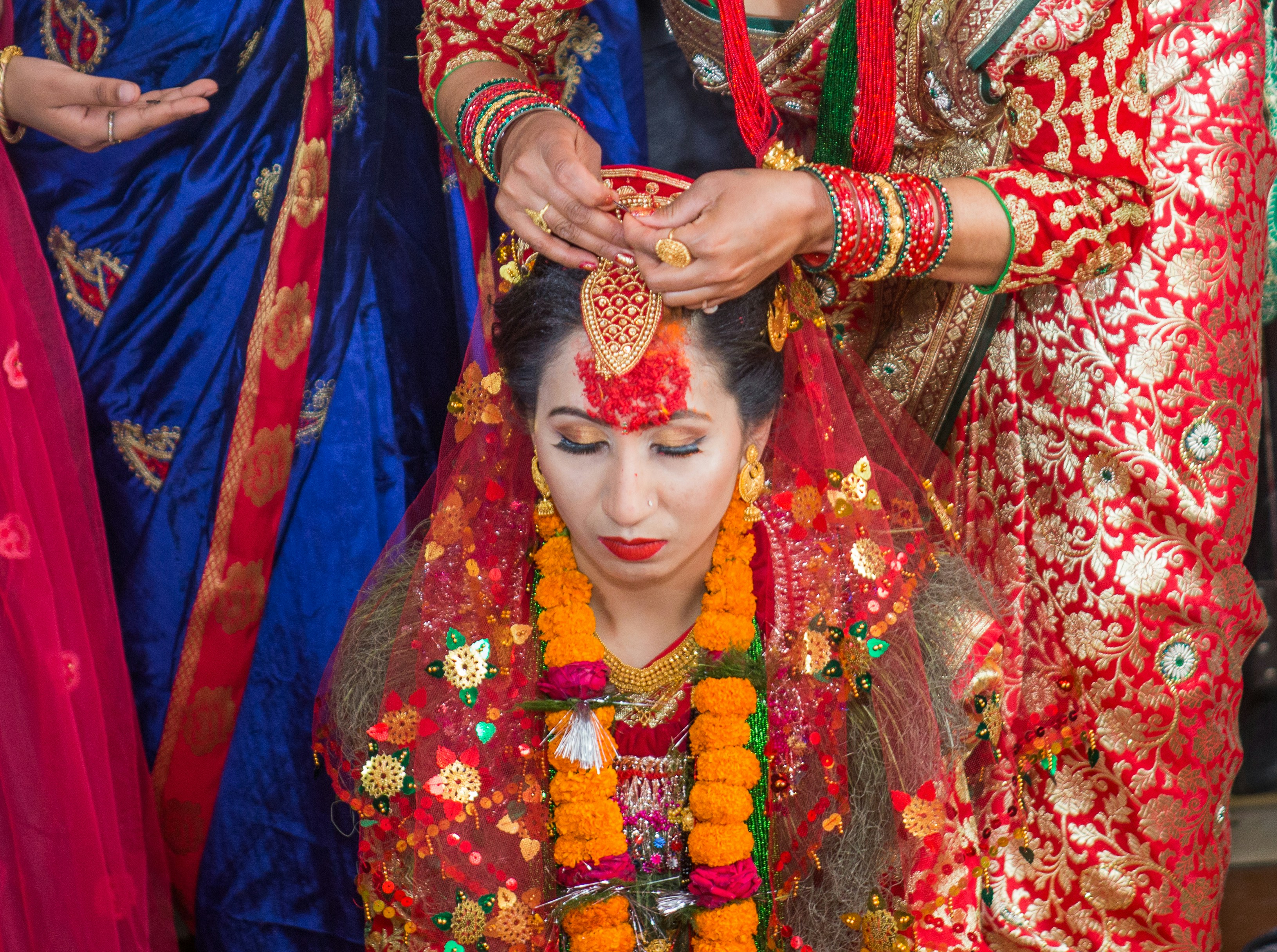 Ceremonial Delicadeza: The Bride Under Veil and Floral Mantle