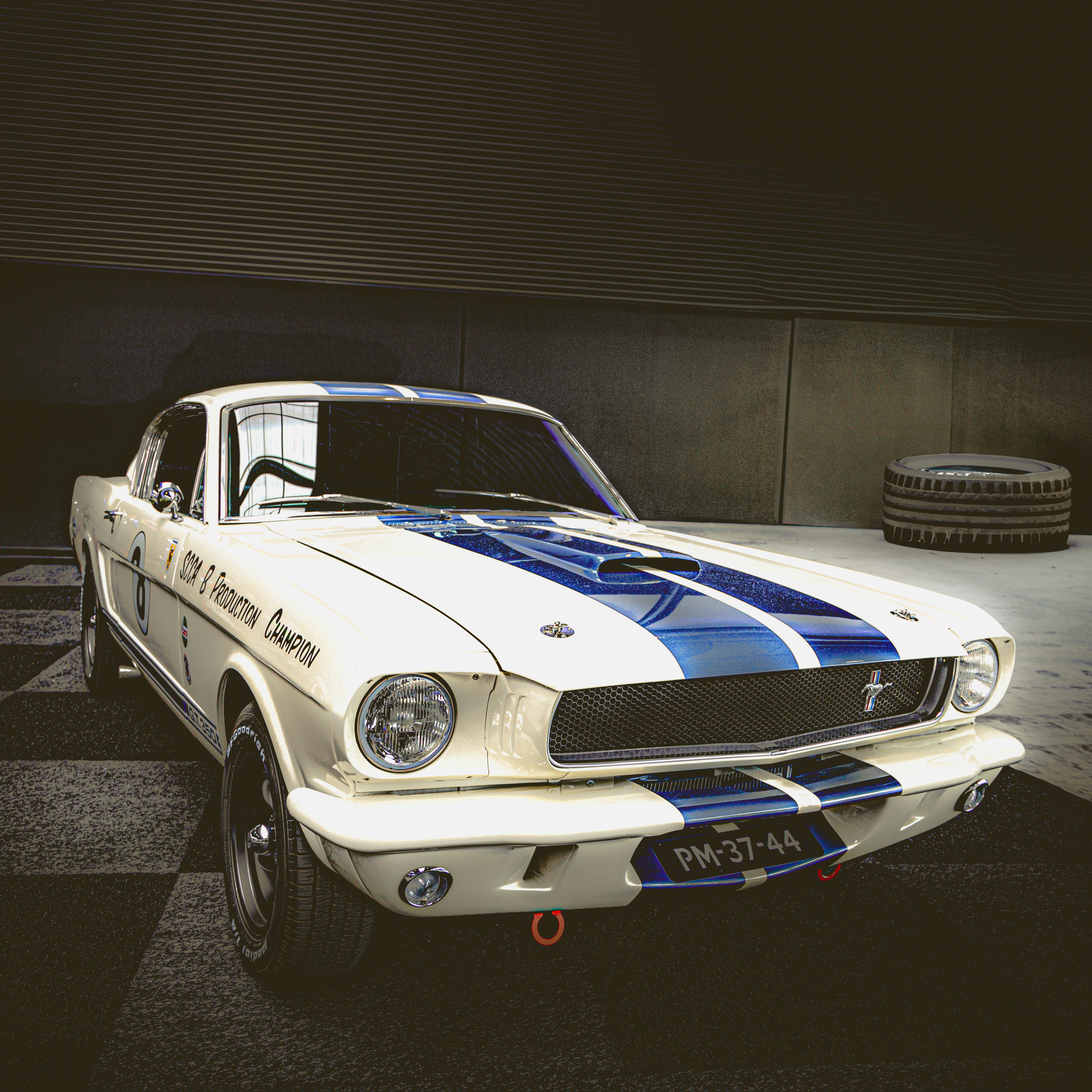 Blue-stripe Classic: A Ford Mustang Reserva in the Shadowed Garage
