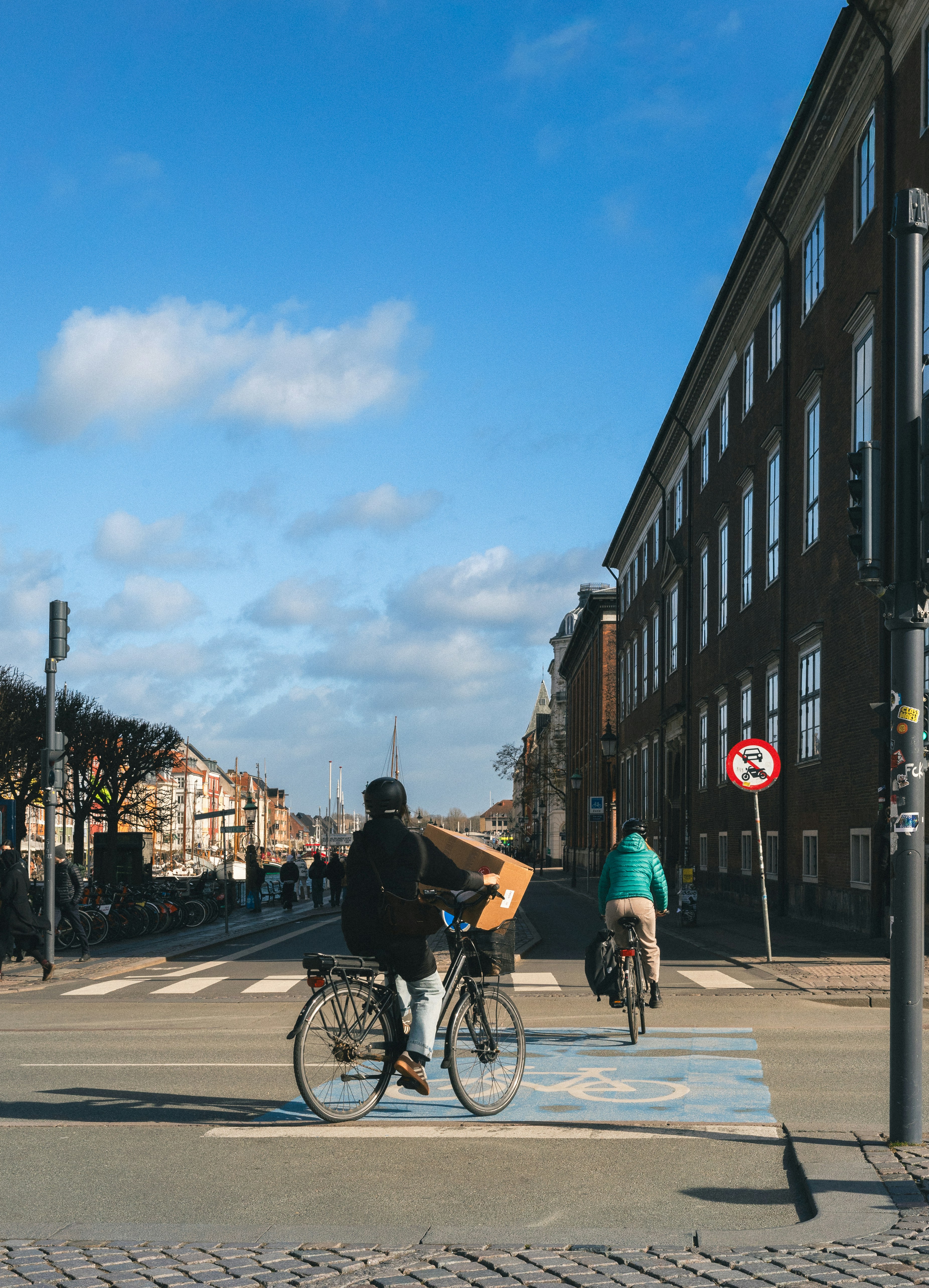Crossing at Dawn: Bicycles in a Quiet City Corridor