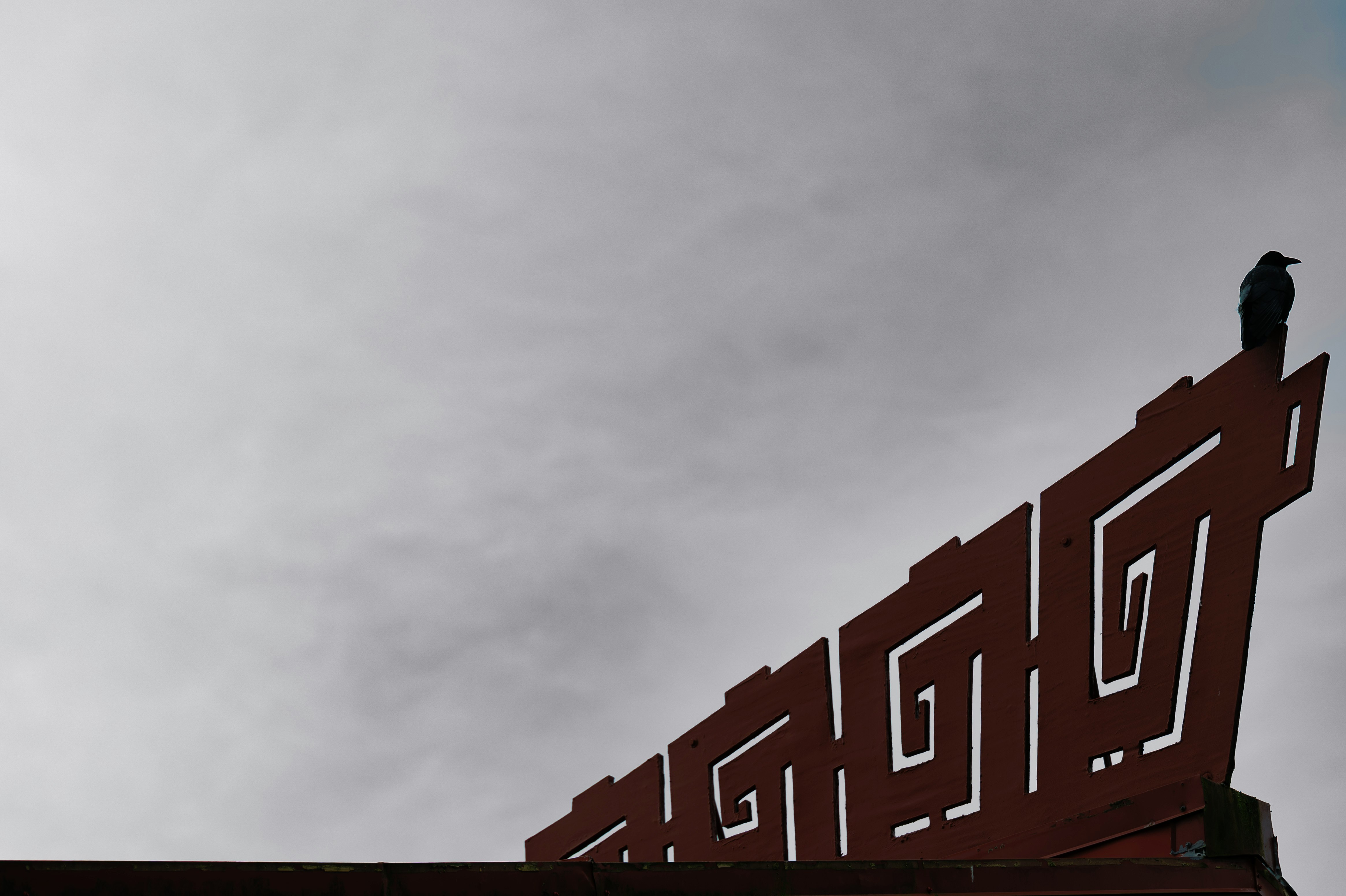 Architectural Gaze: A Rooftop Line Stretches Toward the Sky