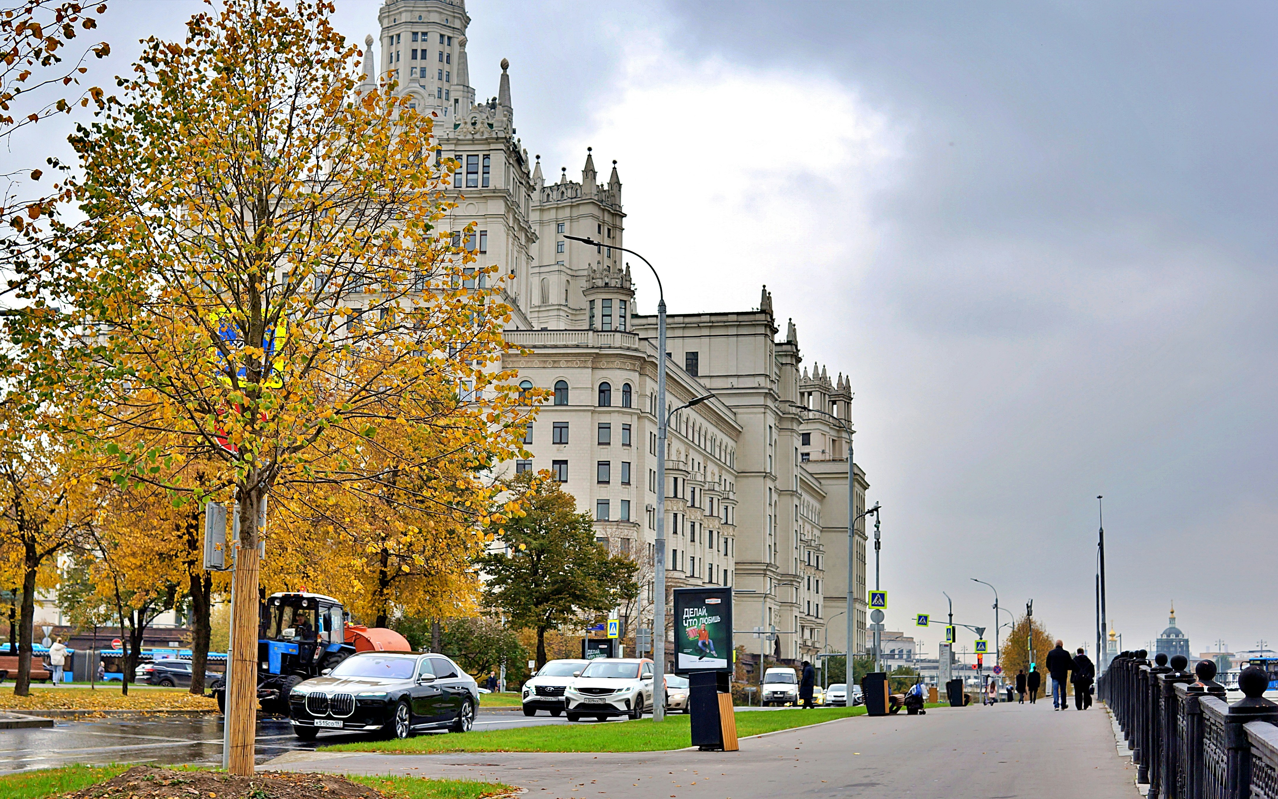 Autumn Boulevard: Historic Edifice, Moving Traffic, and Gold-Hued Foliage