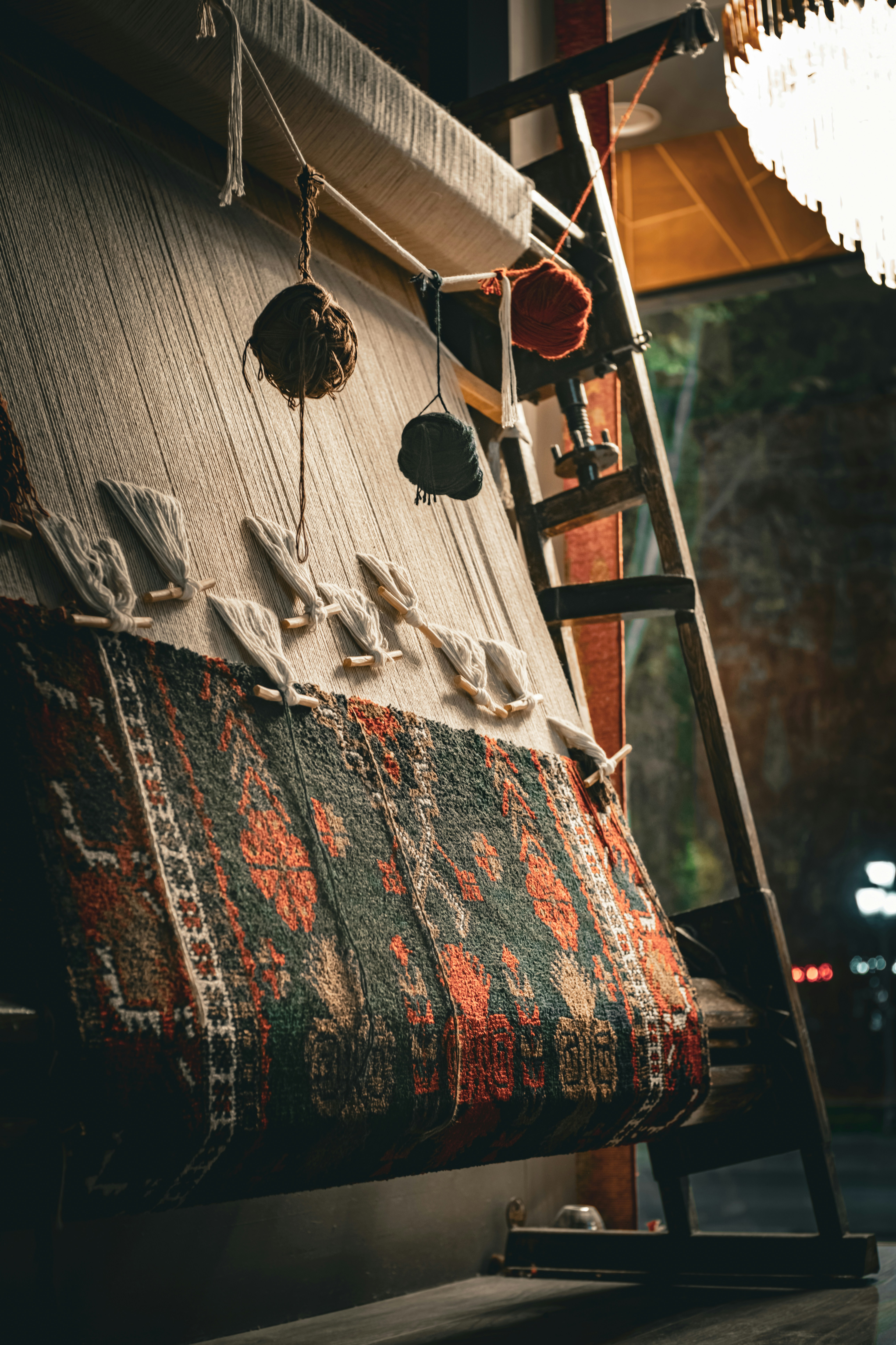 Weaving Under Spotlight: A Looming Rug on Stage