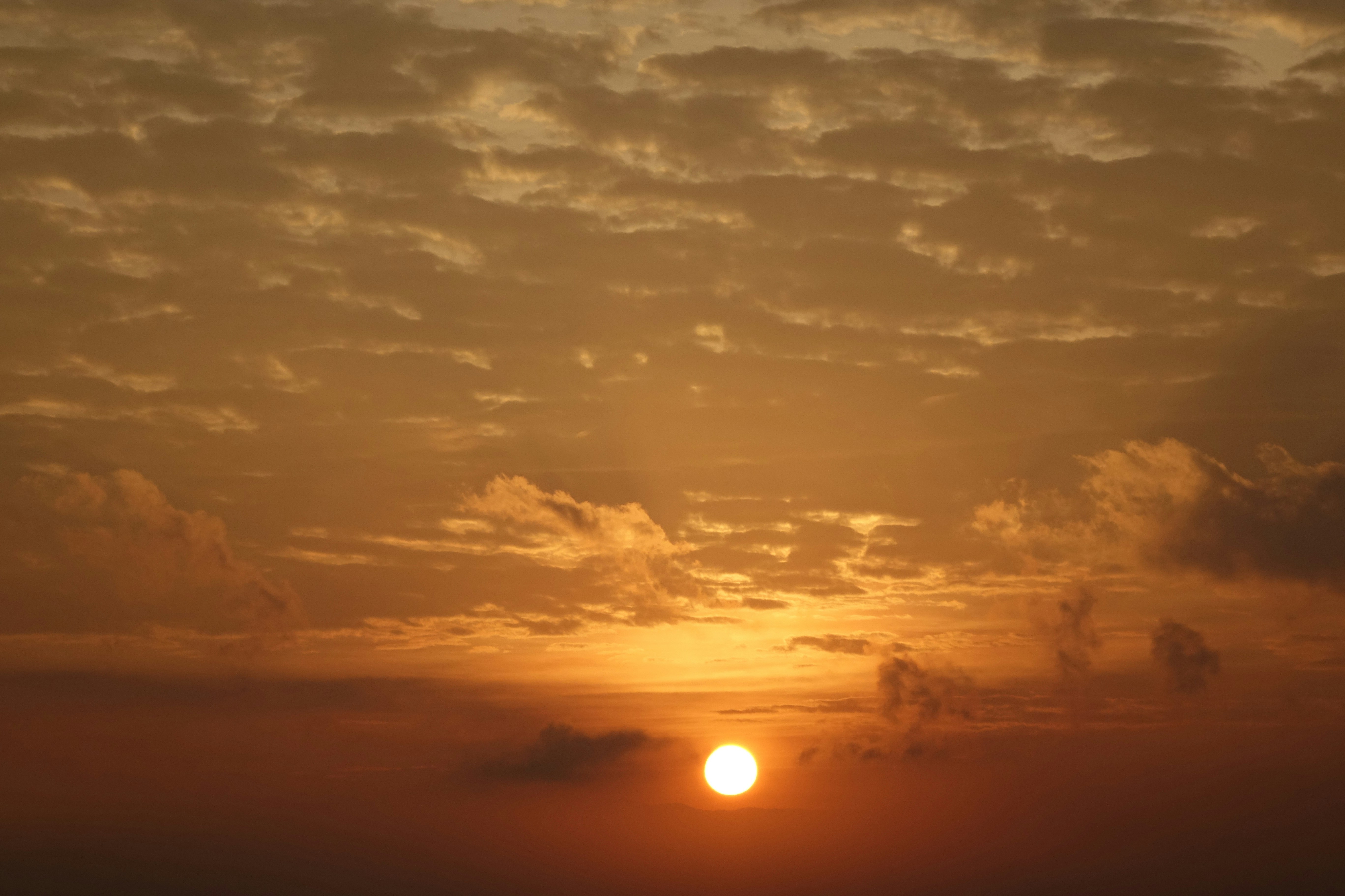 Low Sun, Quiet Horizon: A Serene Dusk