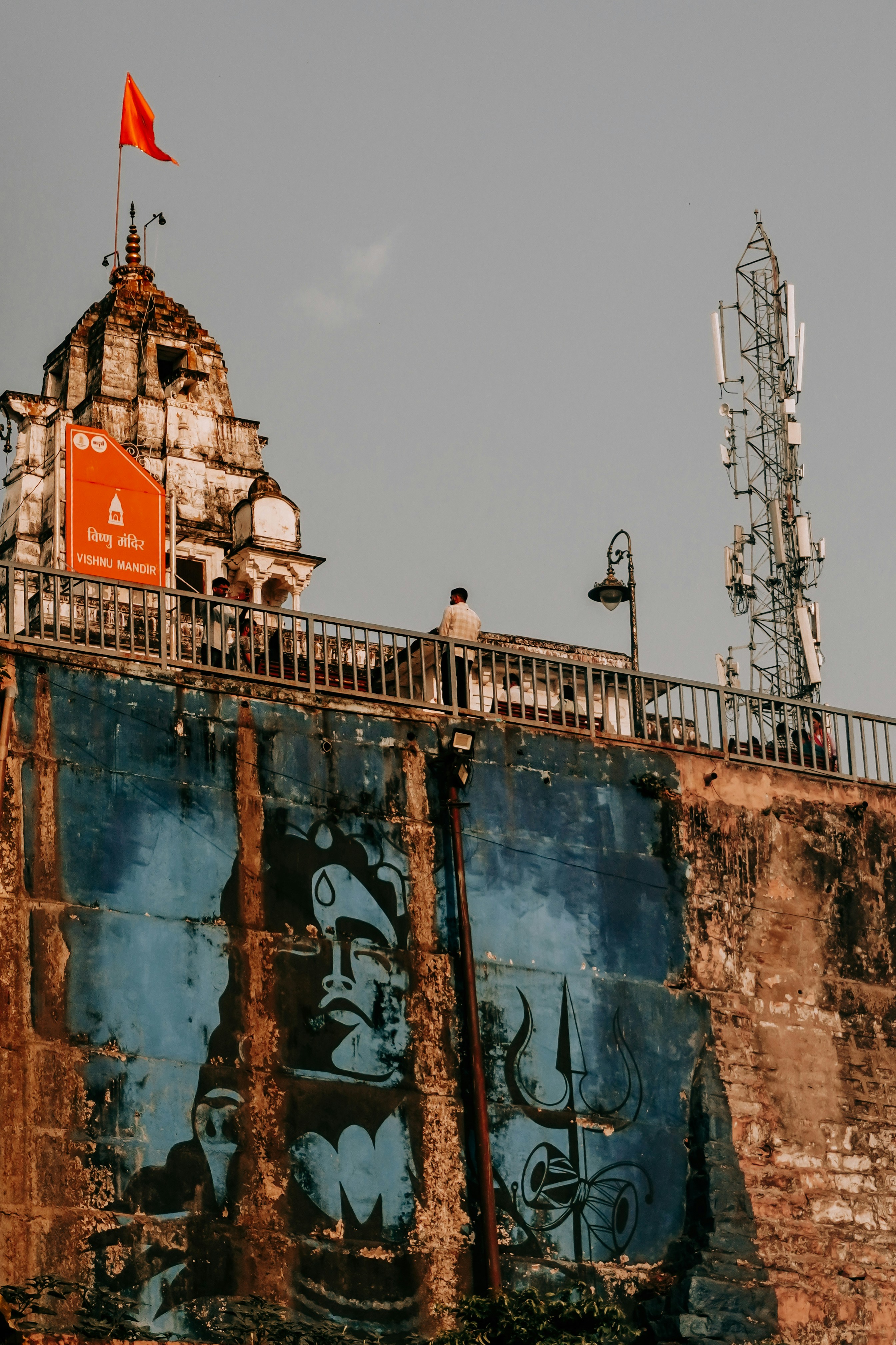 Rooftop Vantage over Painted Walls and Wireless Towers