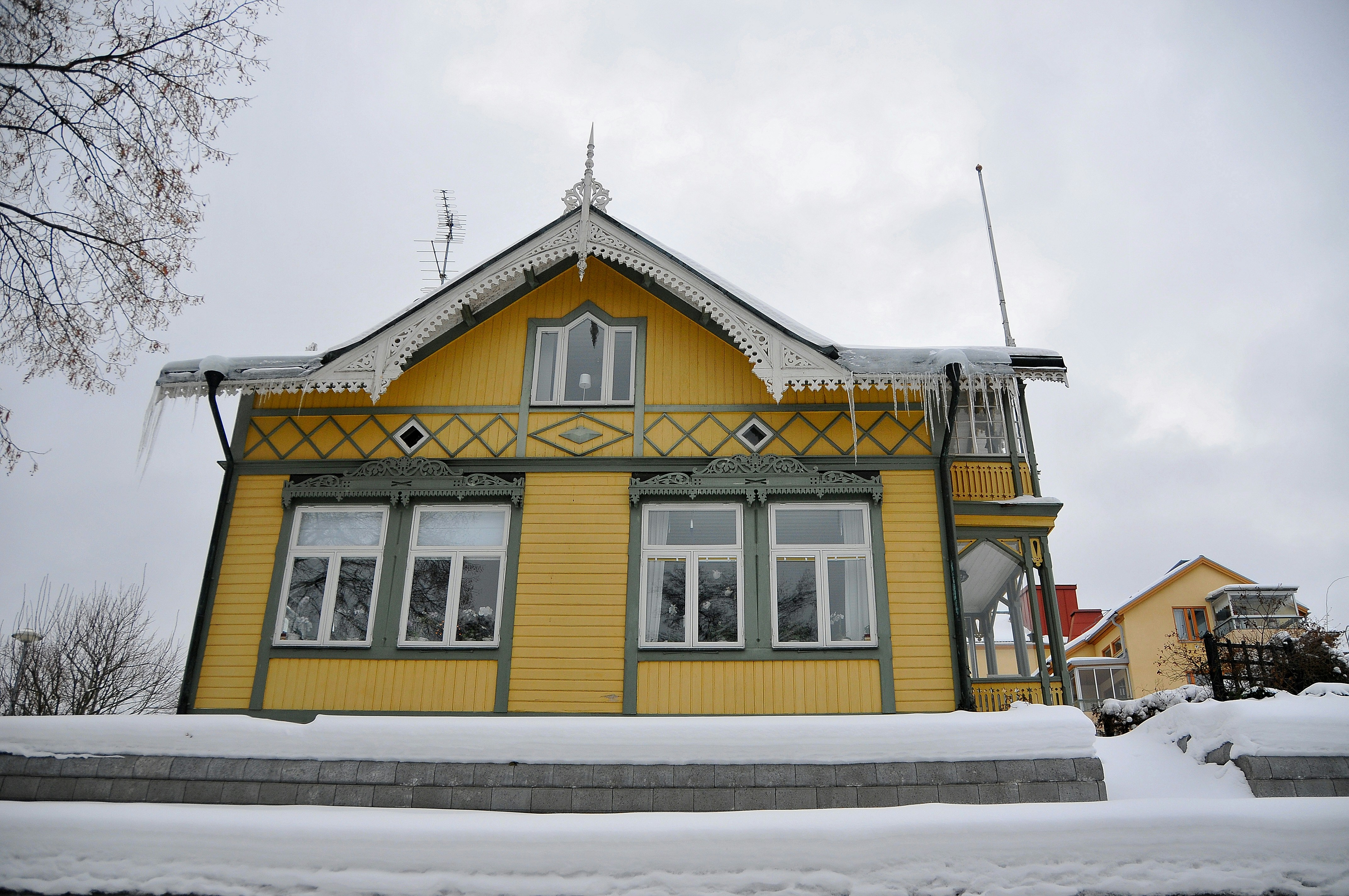 Sunlit Yellow Cottage: Snow-Covered Quiet in Winter