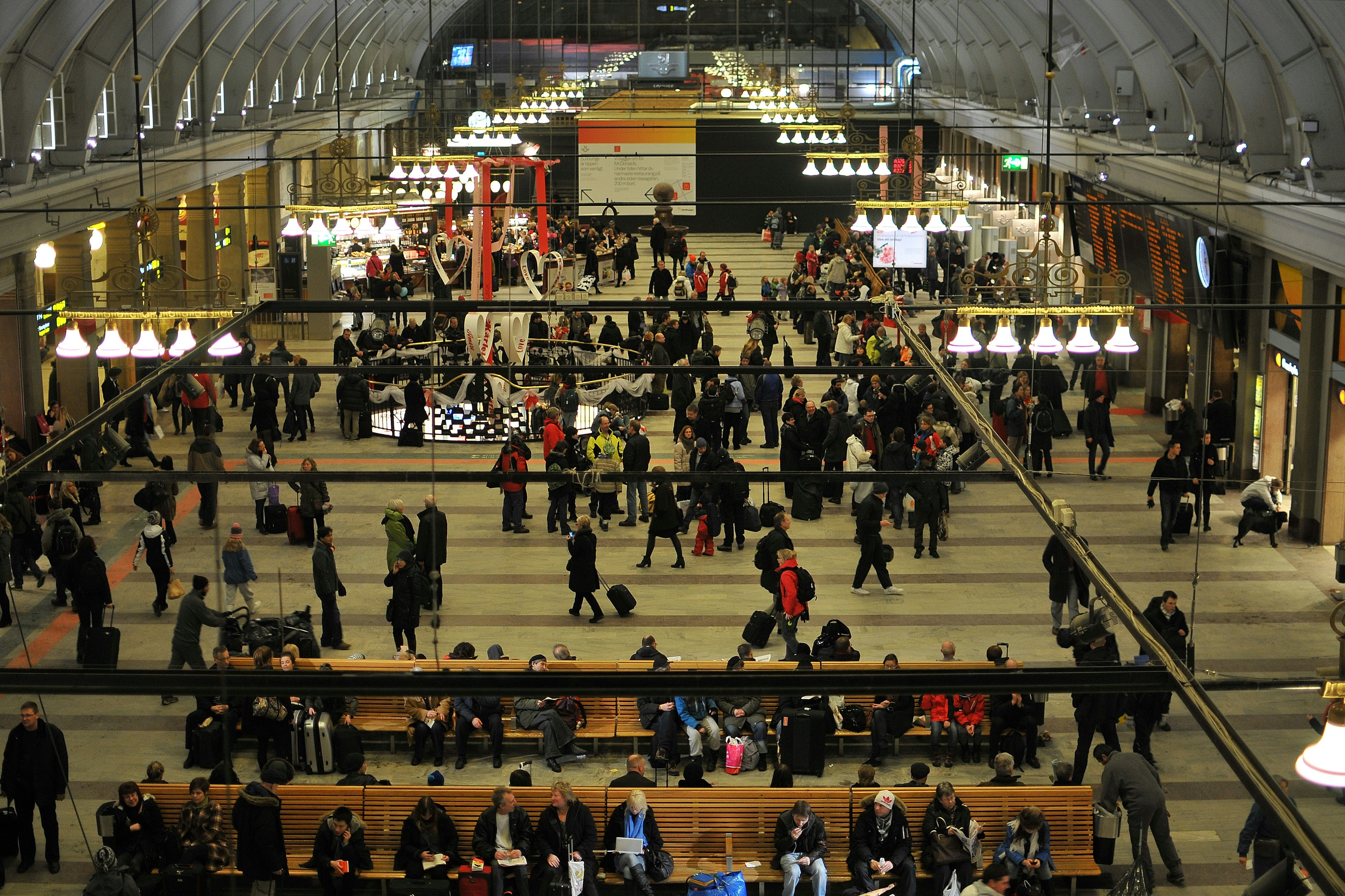 Busy Transit Hall Aerial: People, Benches, and Bright Lamps