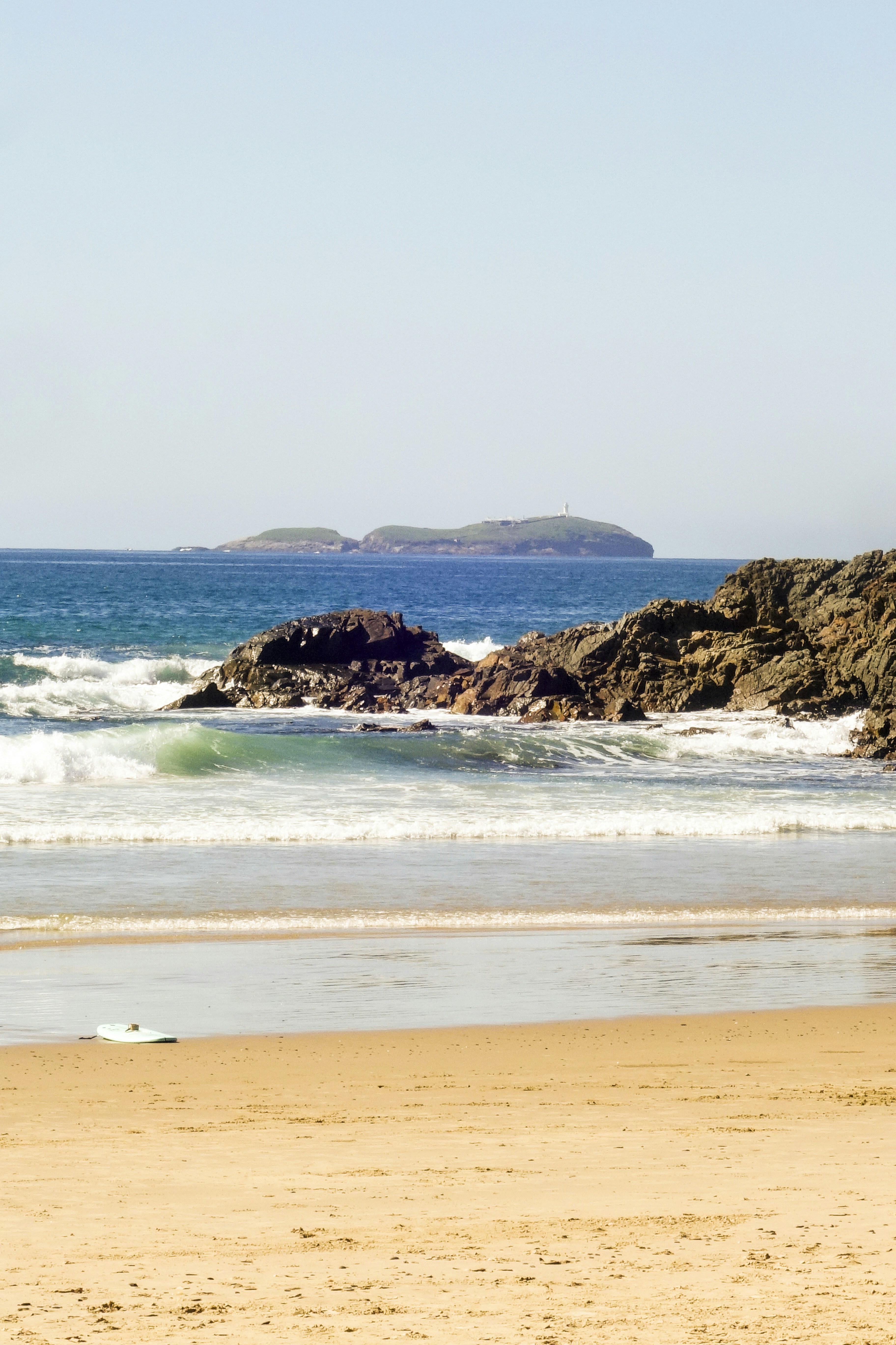 Coastline Calm: A Quiet Beach Under a Clear Sky
