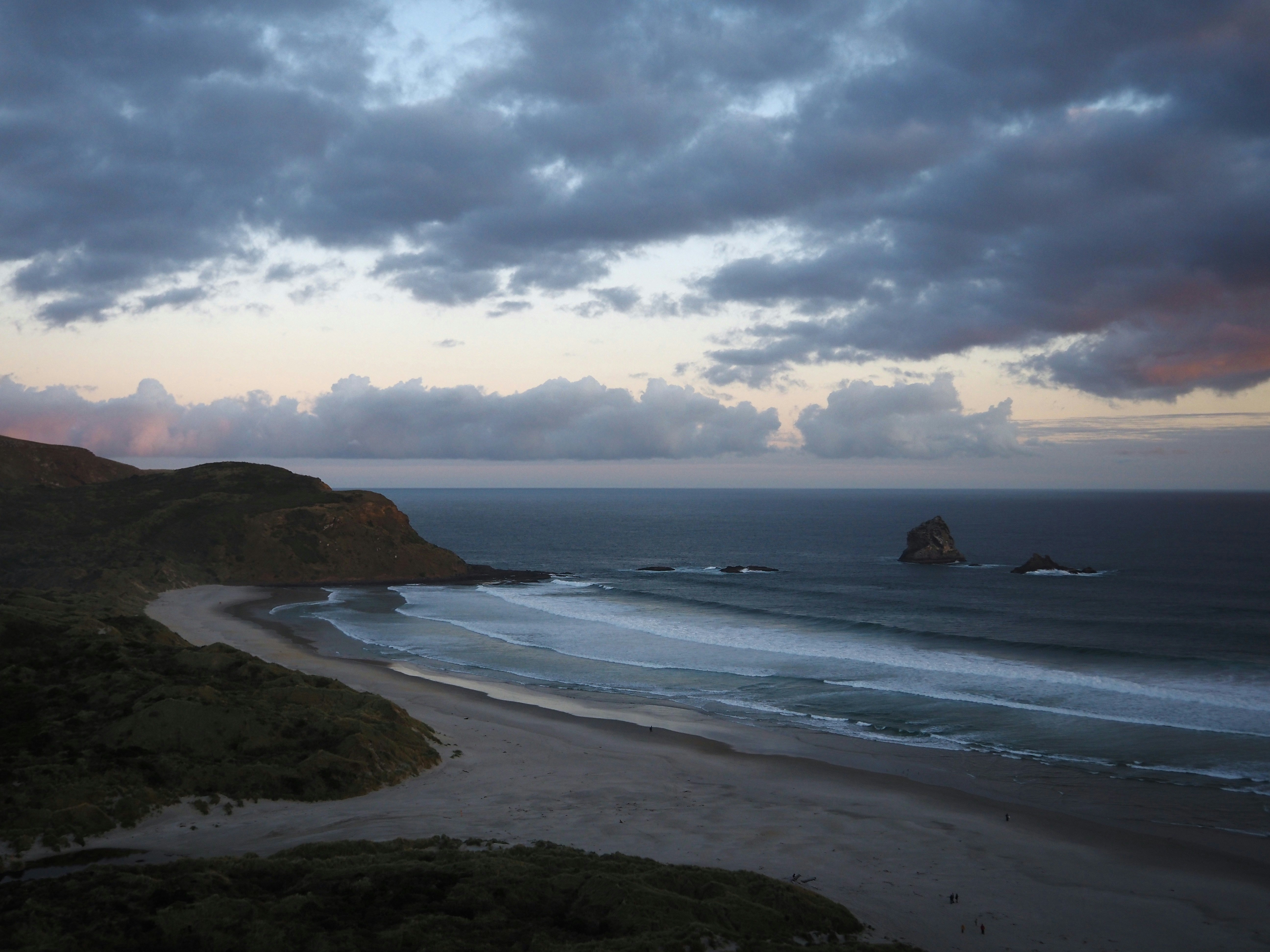 Coastal Quiet at The Edge: A Rugged Beach Under Open Skies