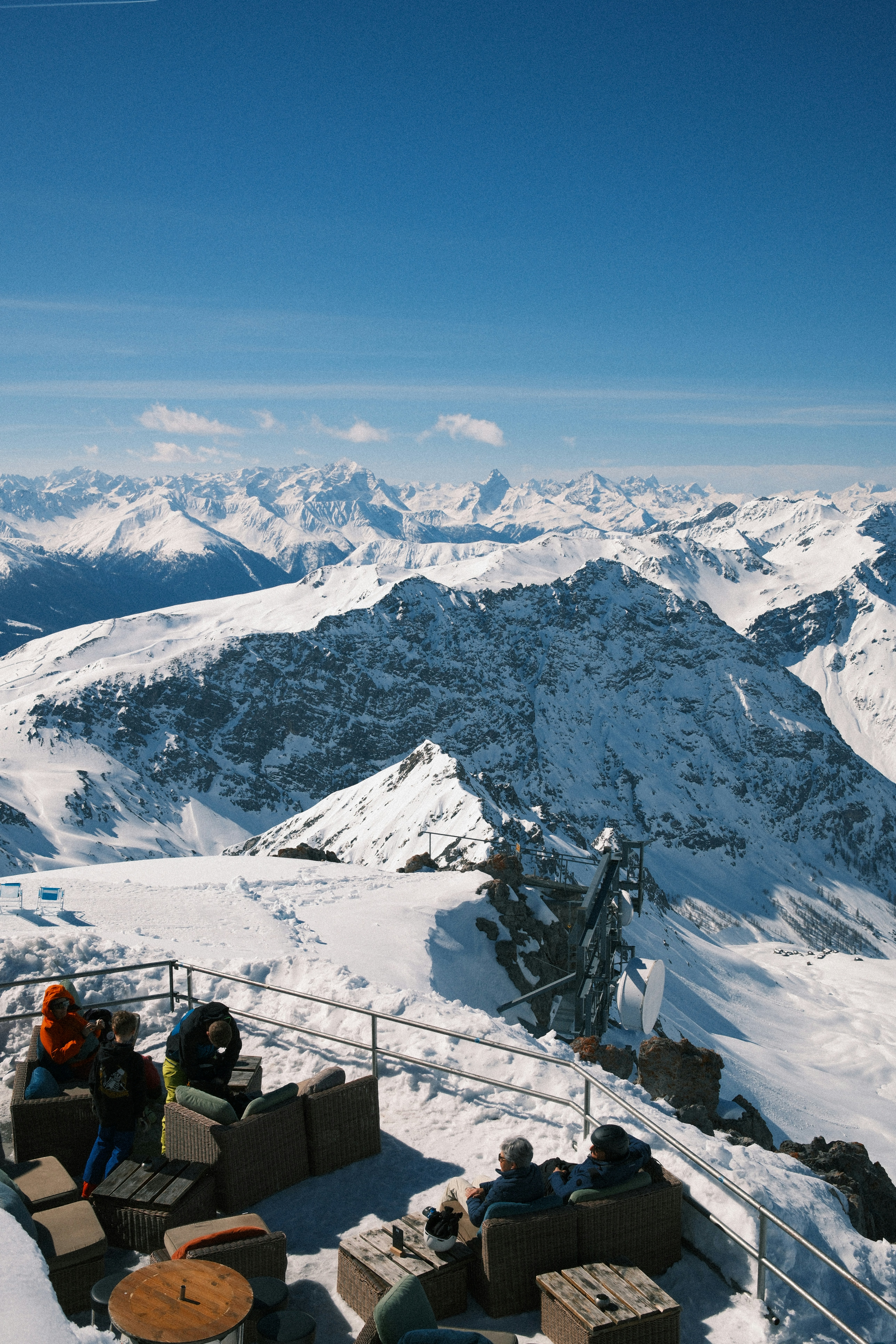 Snowbound Summit Lounge: A Cliffside Refuge Above the Peaks
