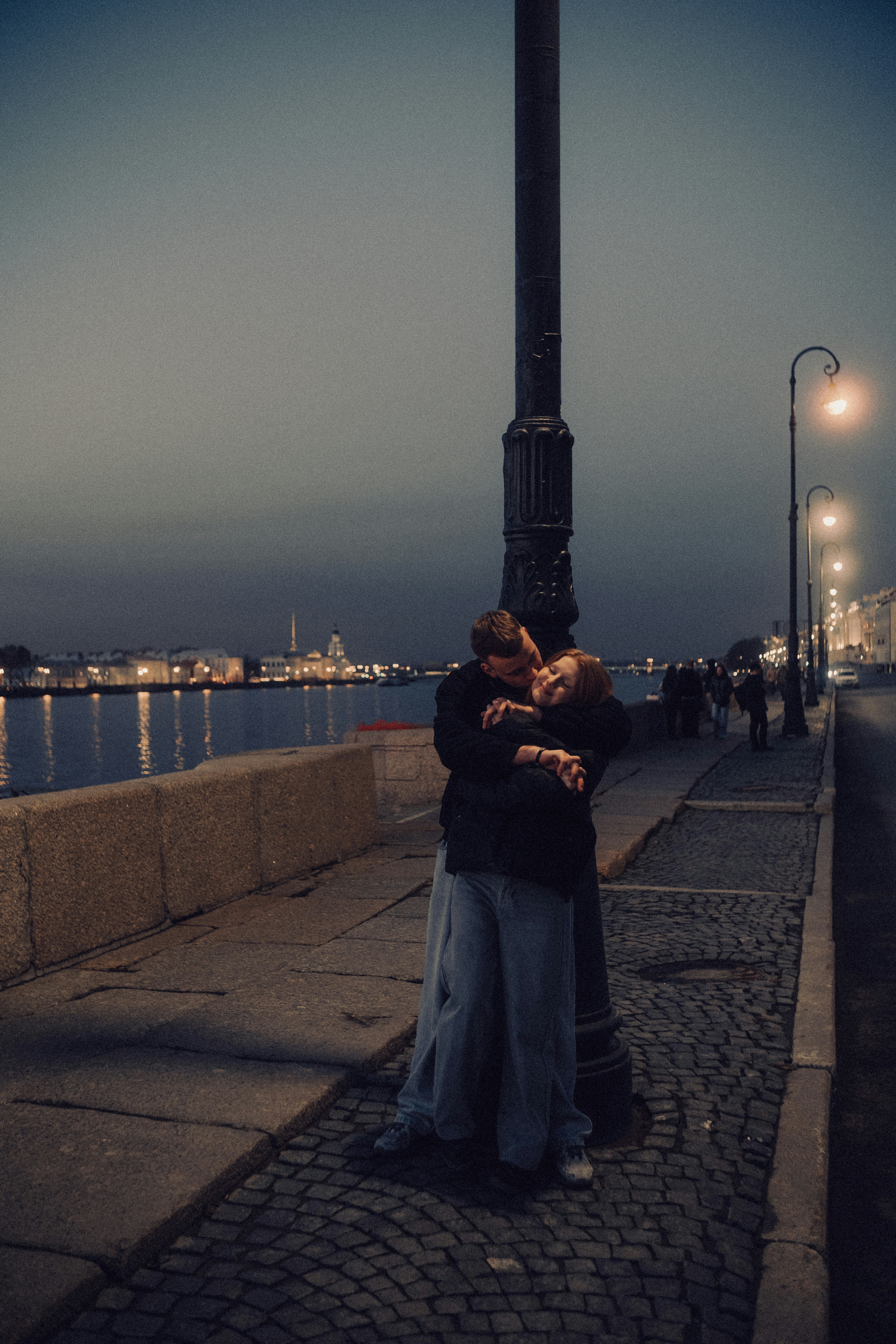 Embrace by the Pier: A Quiet Night Kiss by the Waterfront Lamp