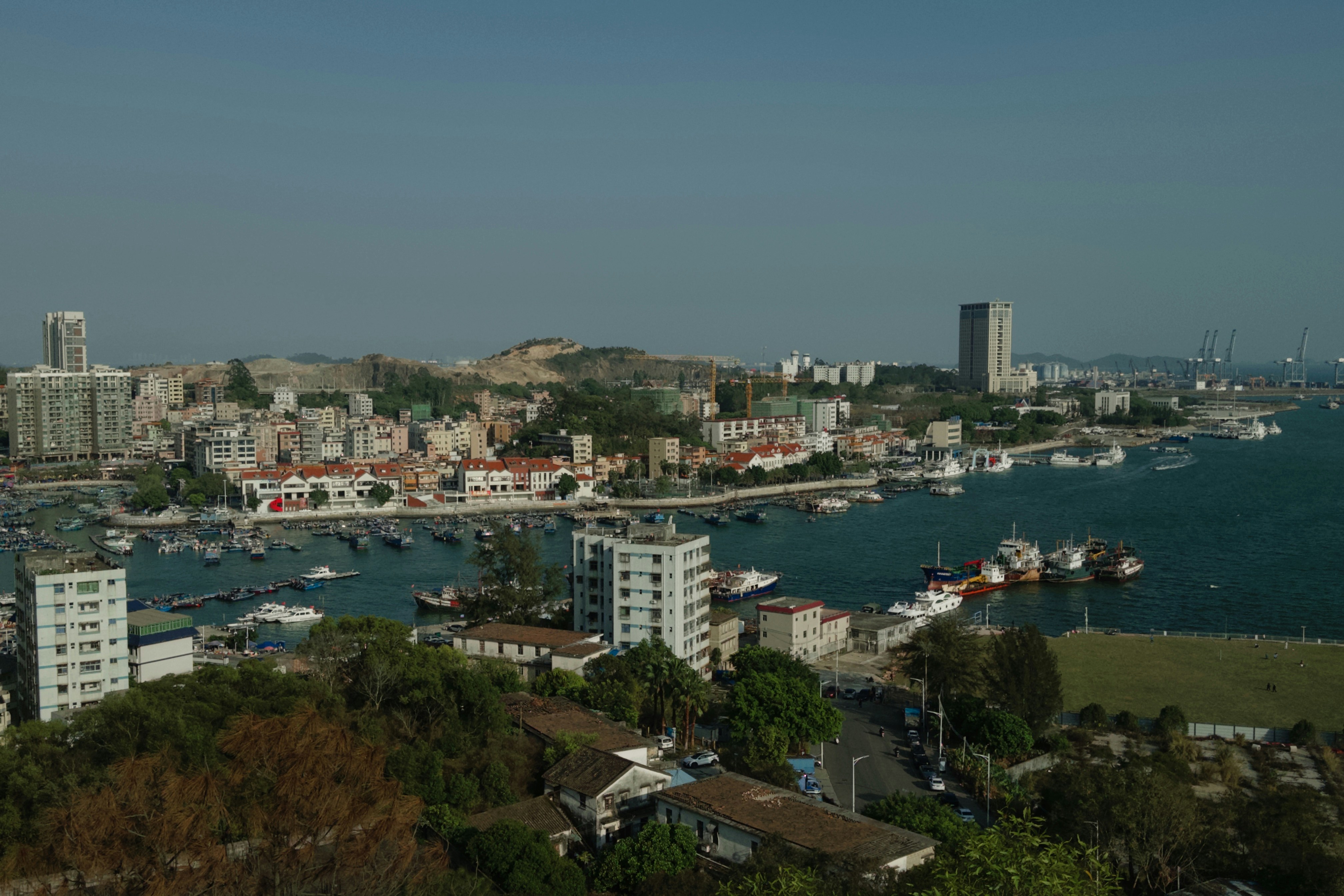 Harbor Edge: A Quiet Coastal City Crowned by Distant Hills