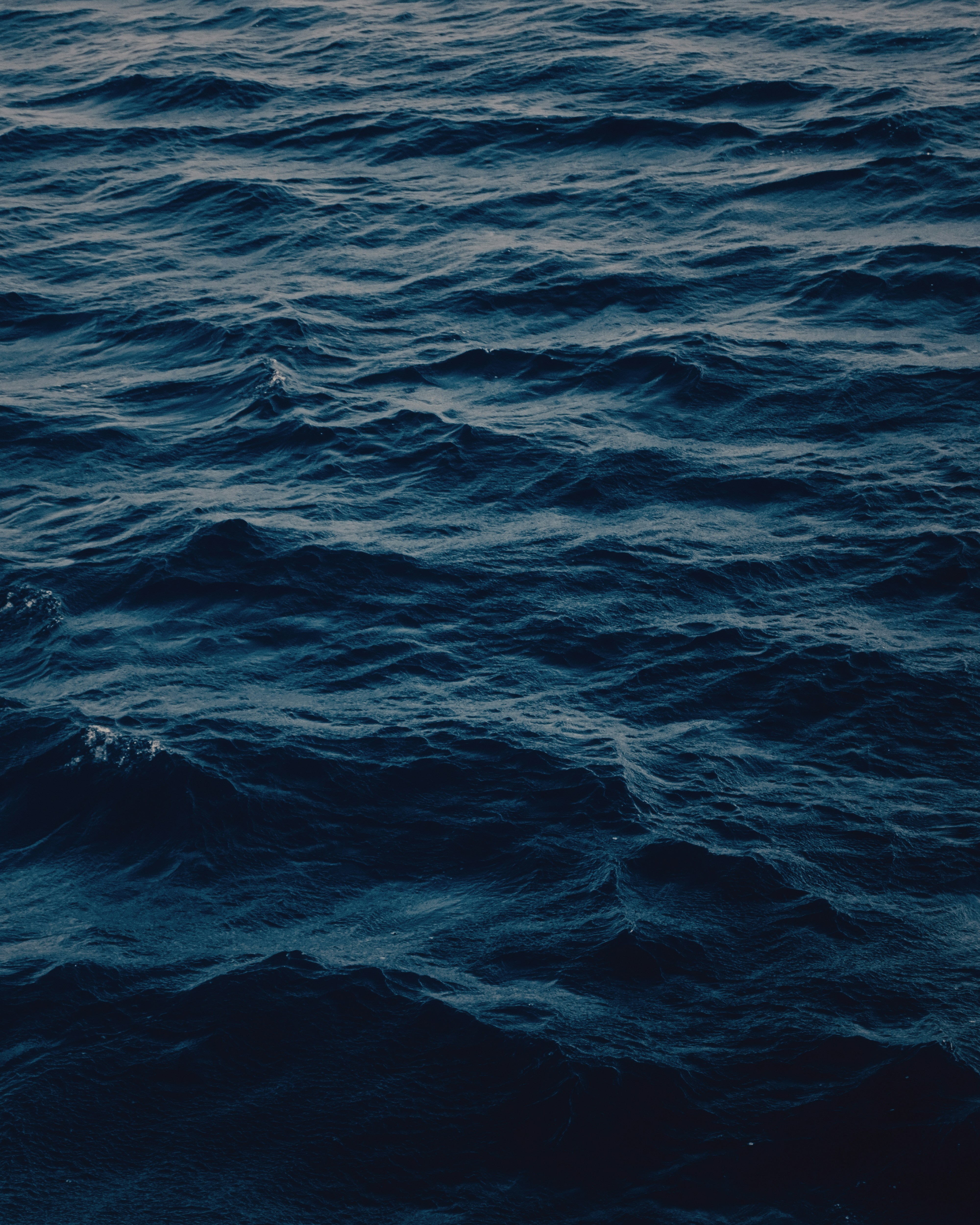 Midnight Ocean: A Rhythm of Deep-Blue Crests