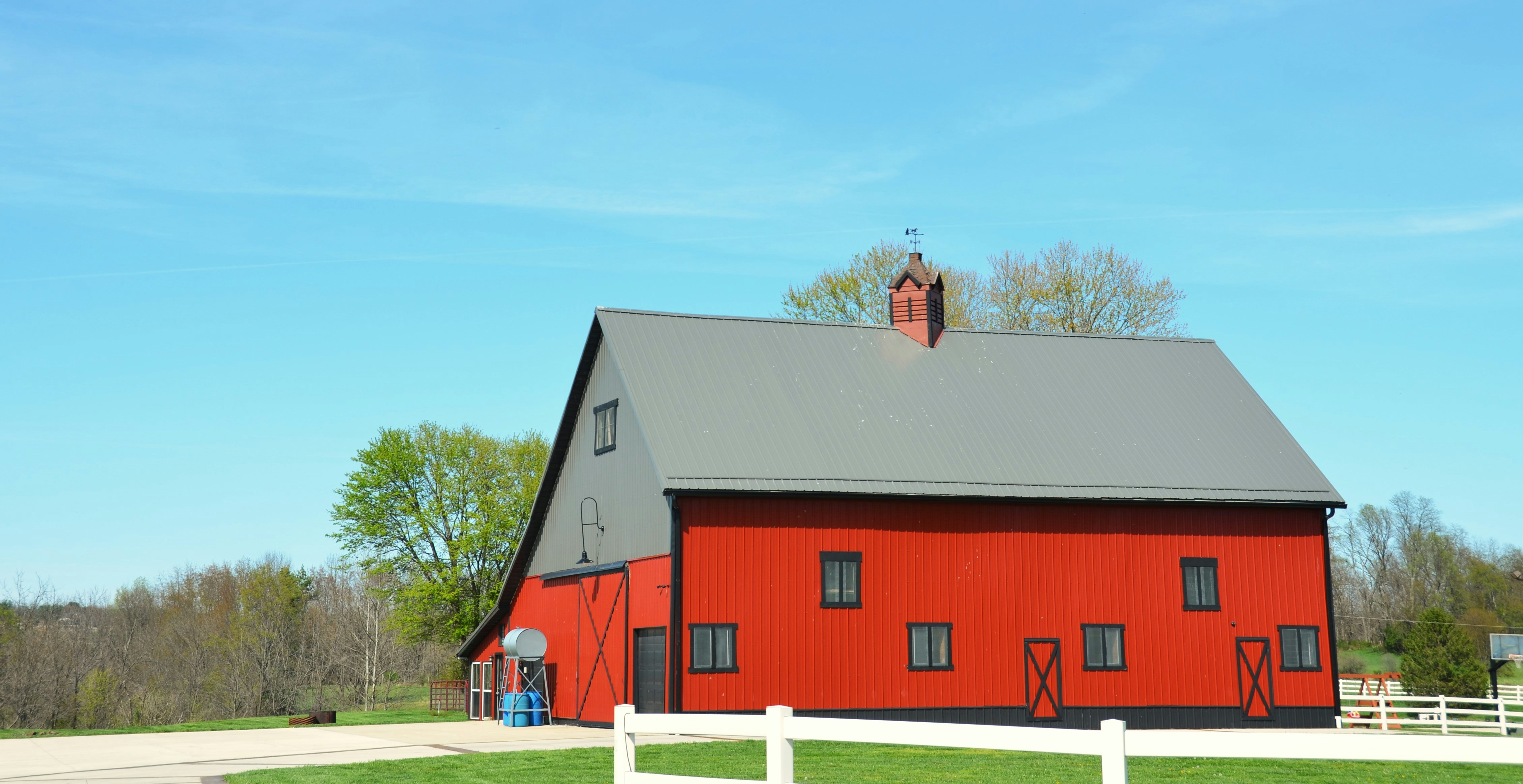 Red Barn Under a Clear Sky: A Quiet Rural Scene