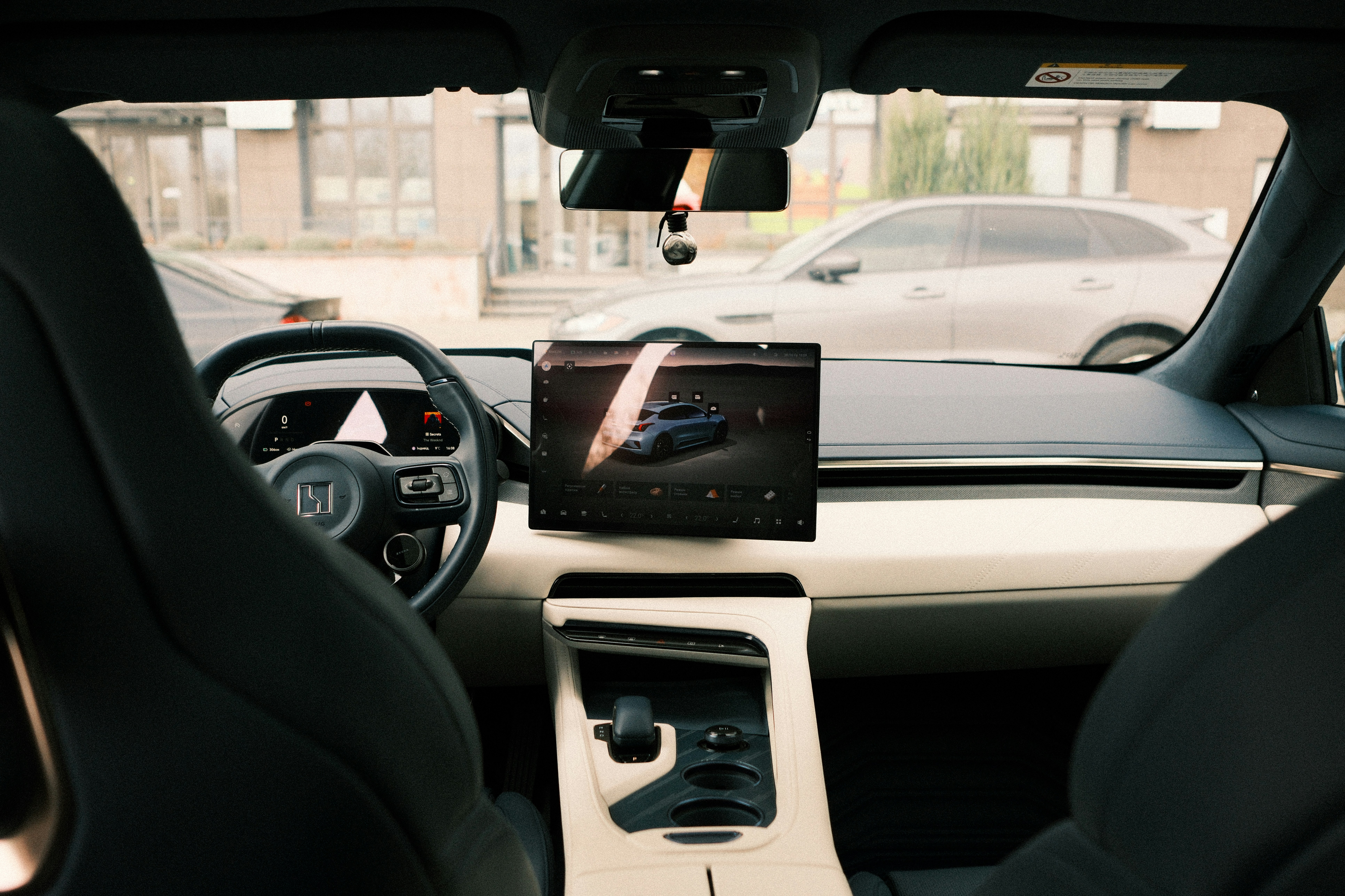Central Console Harmony: A Modern SUV Interior with Rolls of Tech