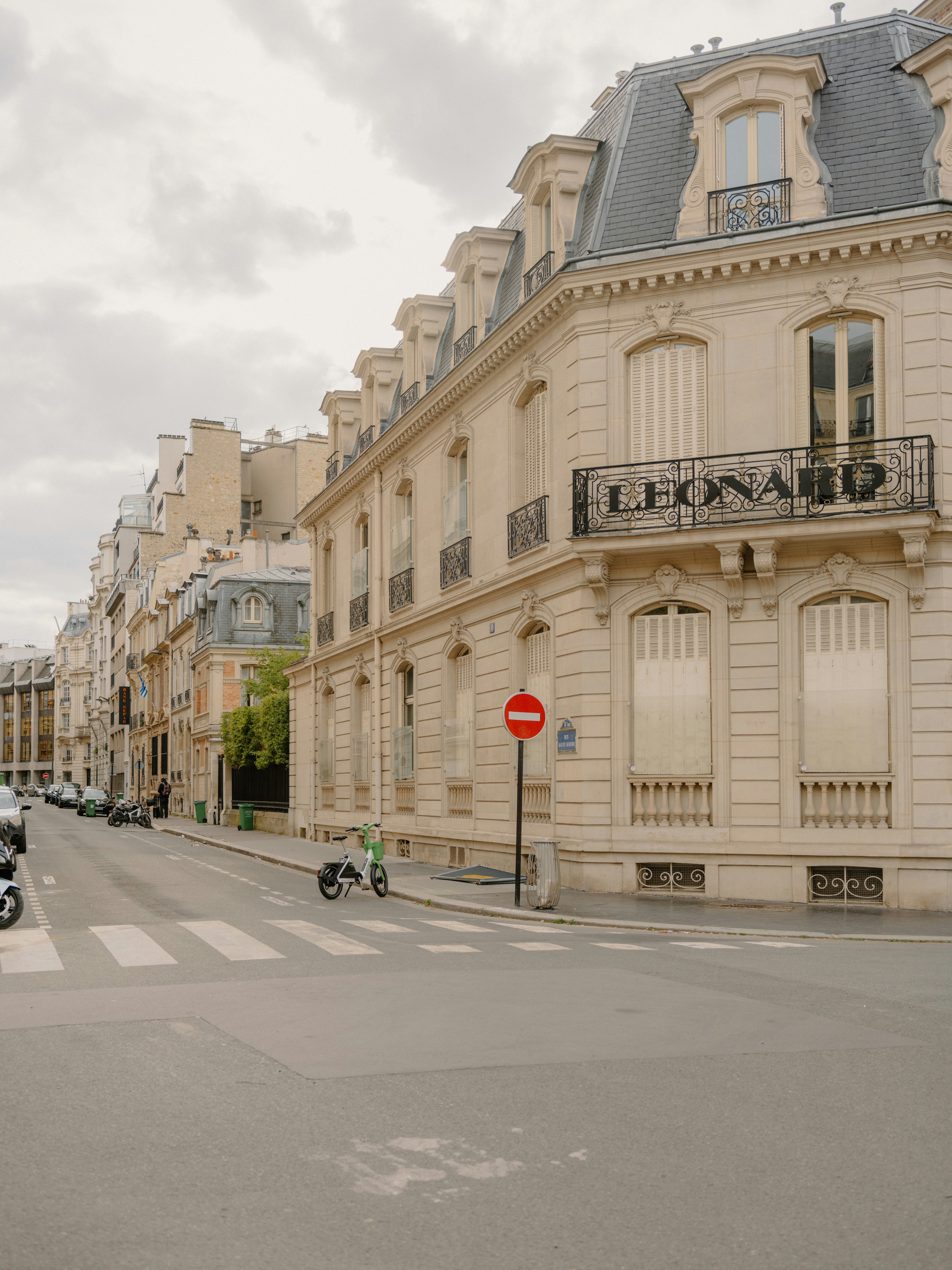 Leonard on the Quiet Parisian Corner