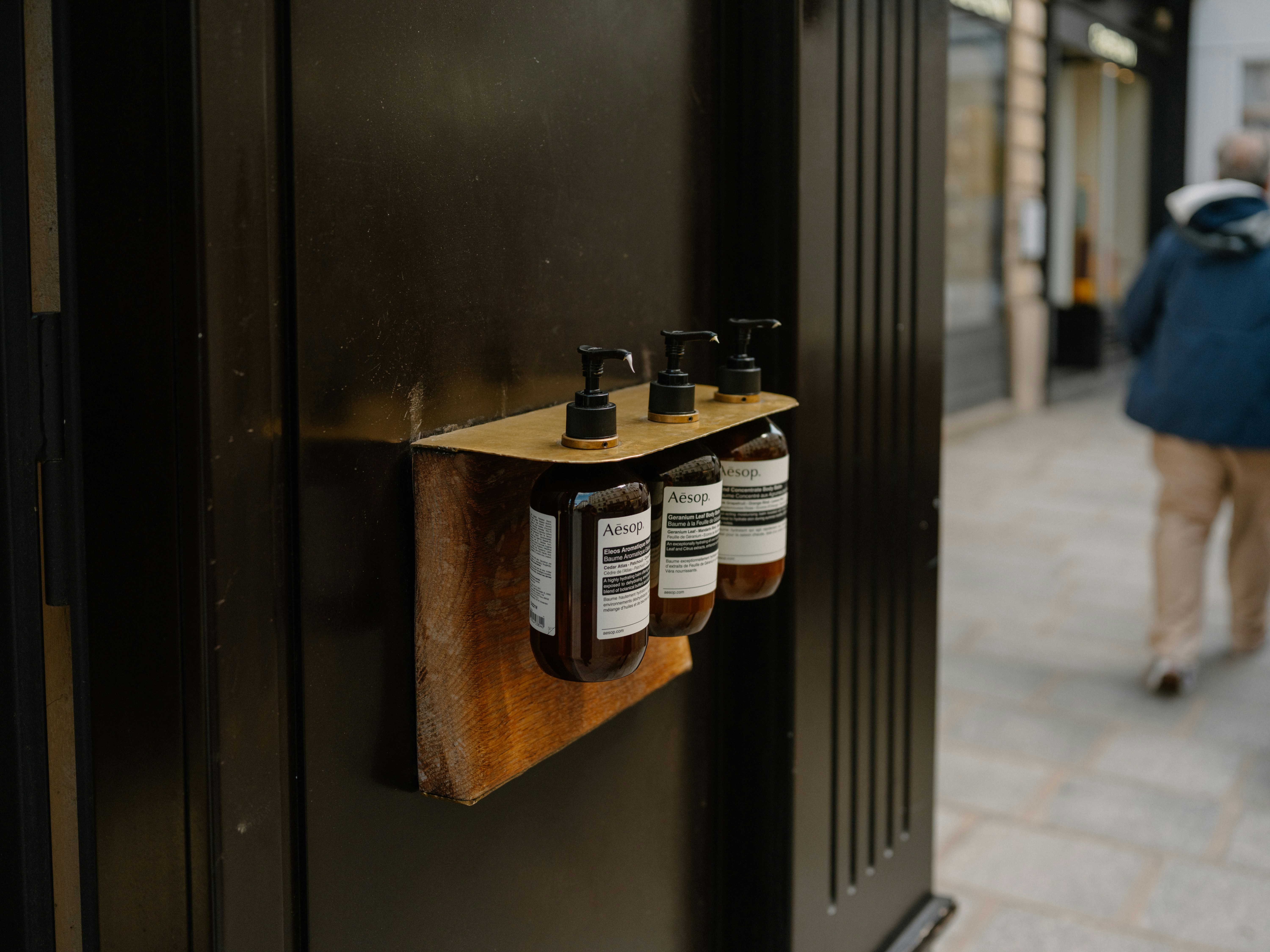 Widow’s Soot and Scent: A Wall-Milled Spa Lipstick on the Street